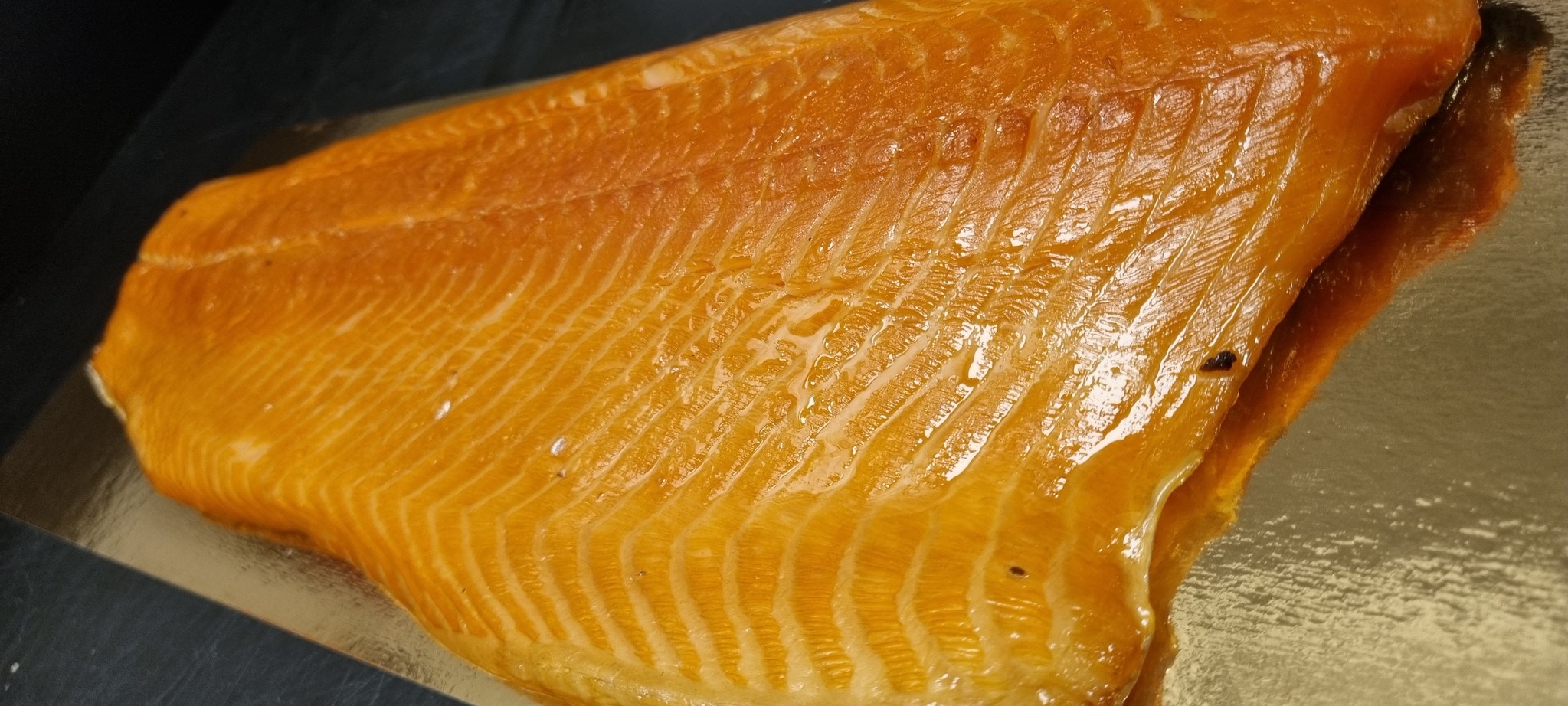 Warm gerookte zalm zijde - Urker Vishandel Hakvoort