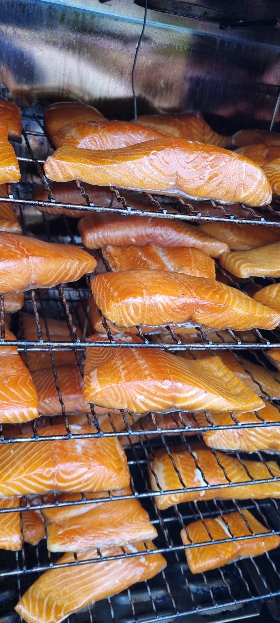 Warm gerookte zalm moten (1kg) - Urker Vishandel Hakvoort