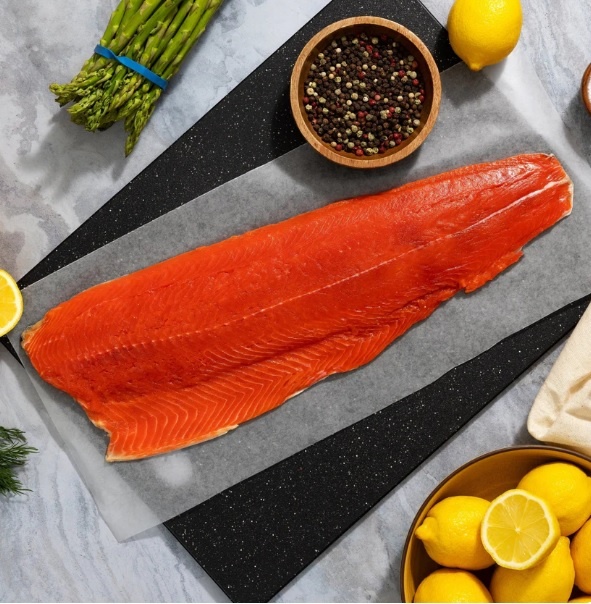 Hele zijde Sockeye zalmfilet met huid - Urker Vishandel Hakvoort