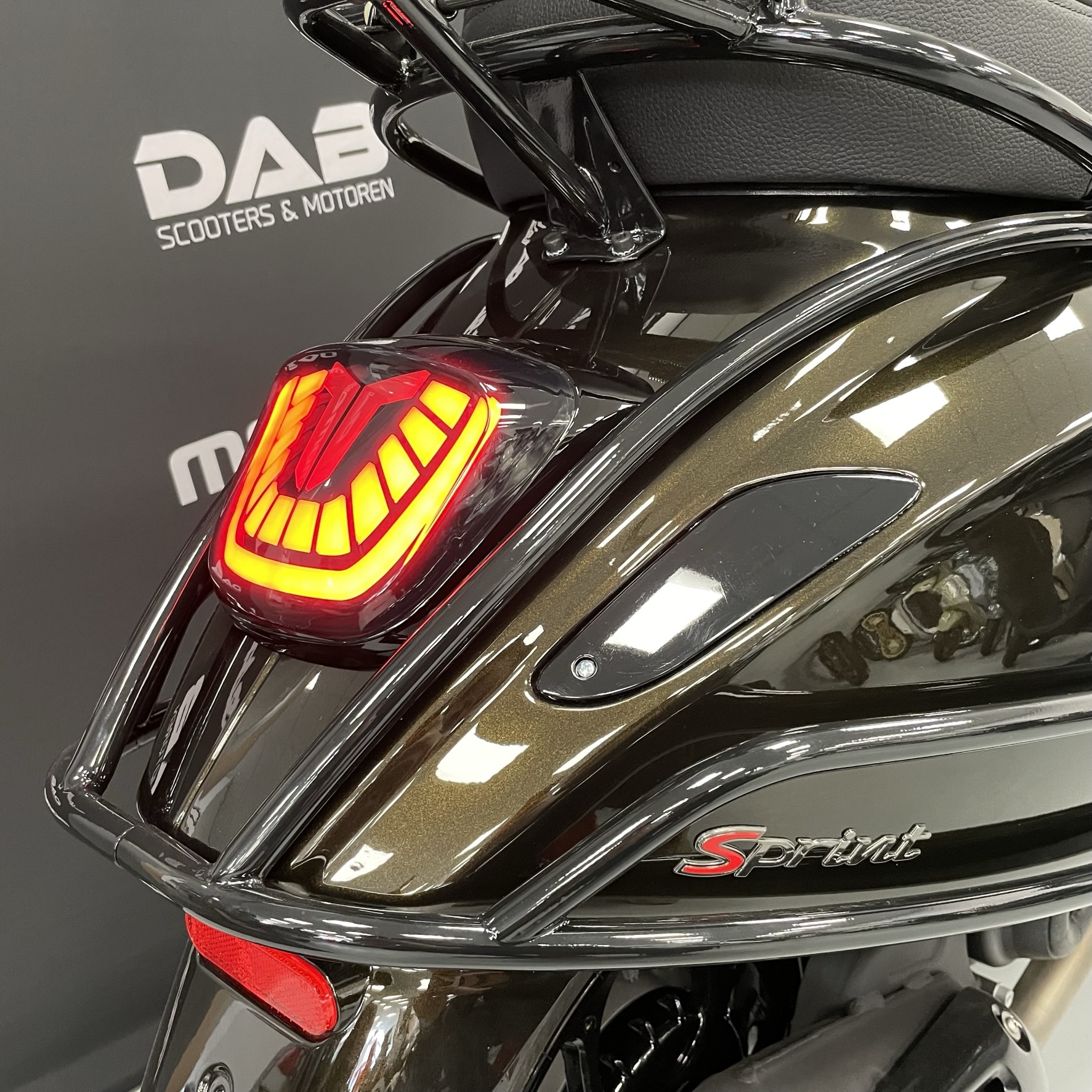 Vespa Sprint custom Python Green - DAB scooters & Motoren B.V.