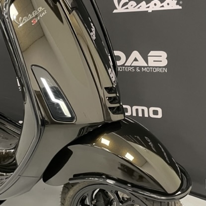 Vespa Sprint custom Python Green - DAB scooters & Motoren B.V.