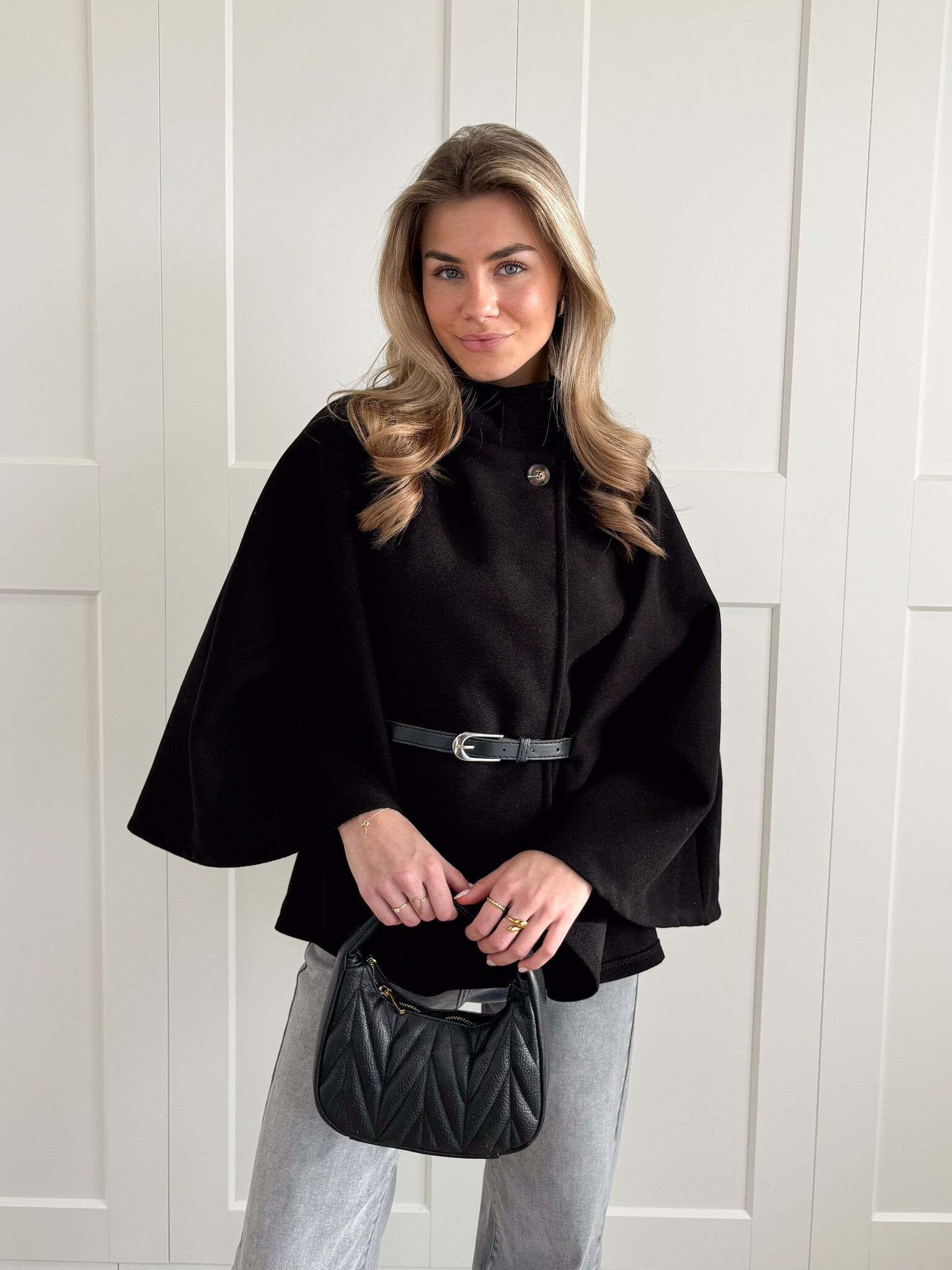 Poncho Elisa zwart I Tussenjas met ceintuur - Famous Store