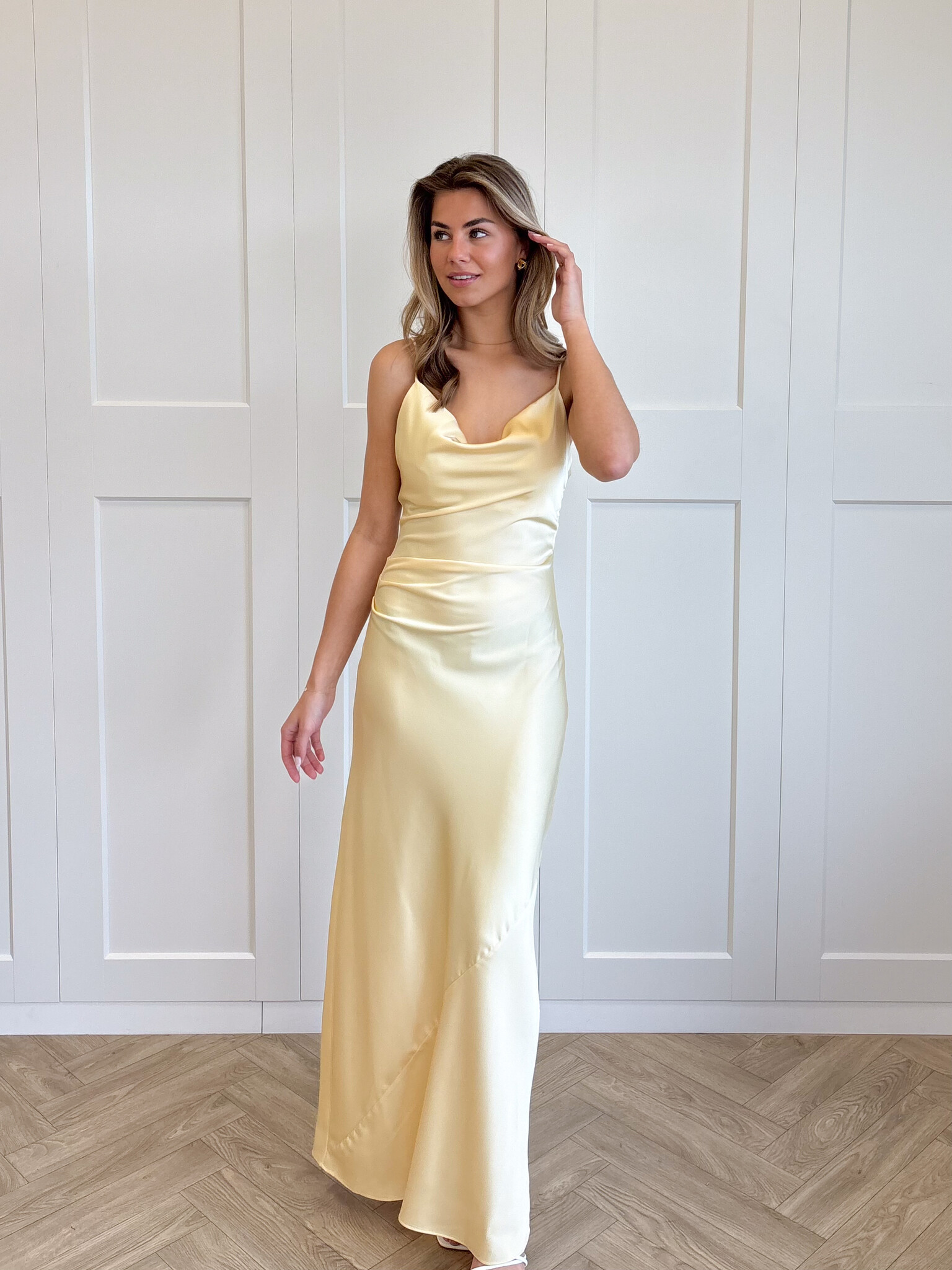 Satin dress Liva geel | Maxi jurk met open rug - Famous Store