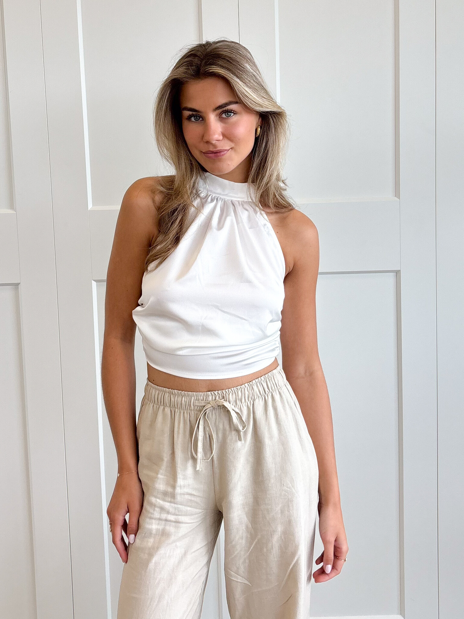 Top Scarlet wit I Satijnen halter top wit - Famous Store