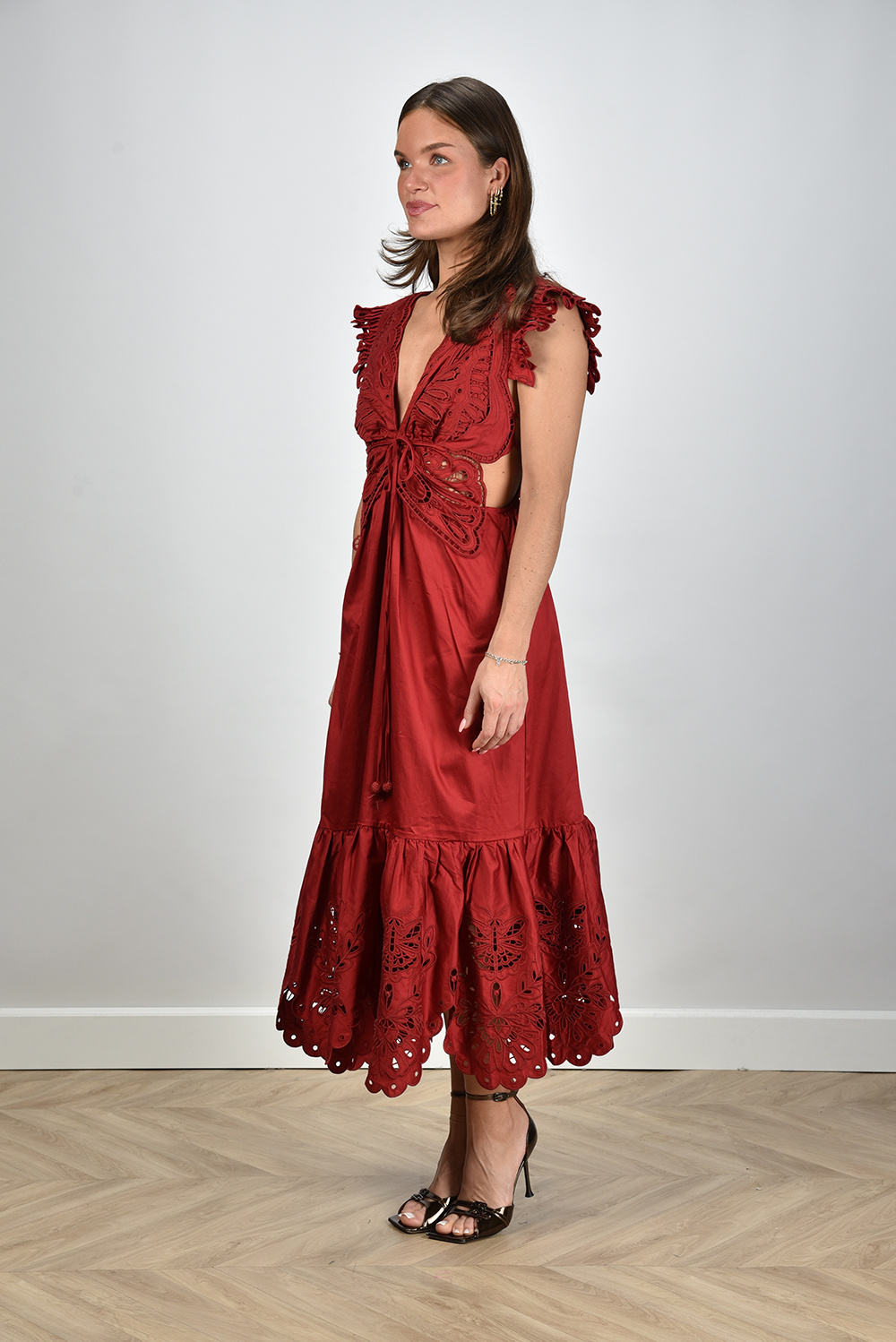 Farm Rio jurk 337217 met vlinder detail en cut-out rood - Marjon Snieders