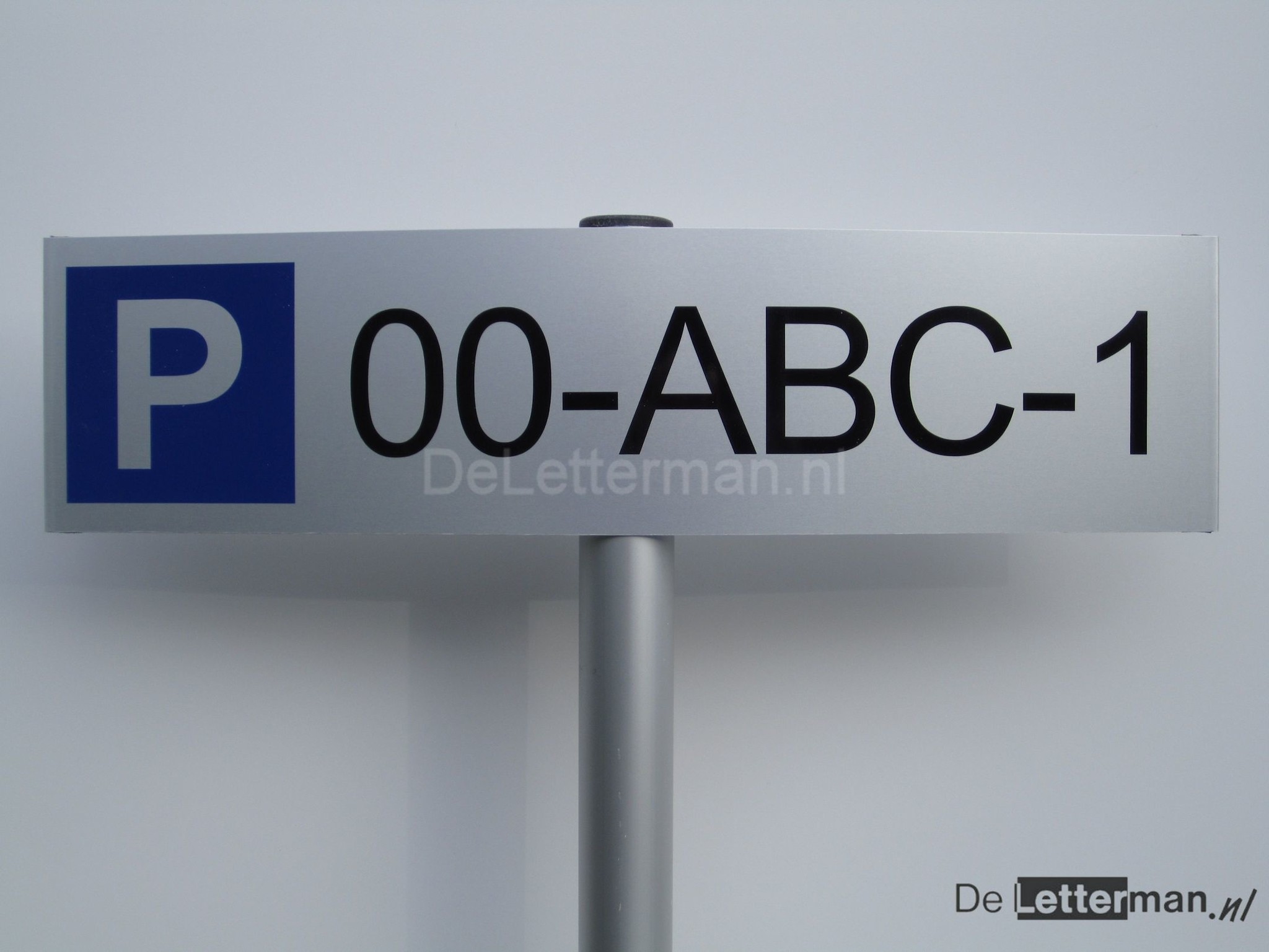 Parkeerbord met kenteken op paaltje - DeLetterman.nl