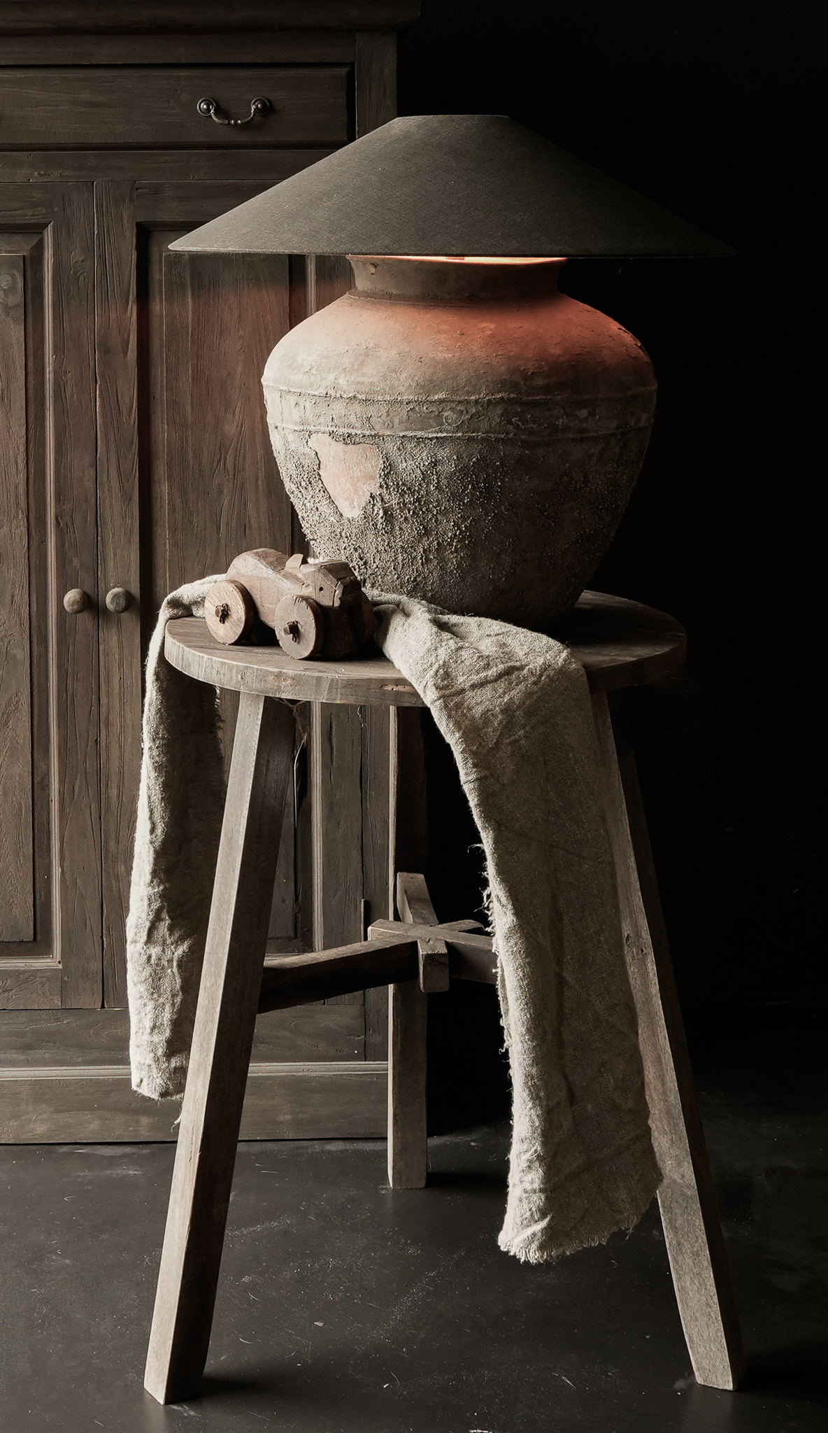 Groot hoog houten ronde bijzet tafel - HerbersLifestyle