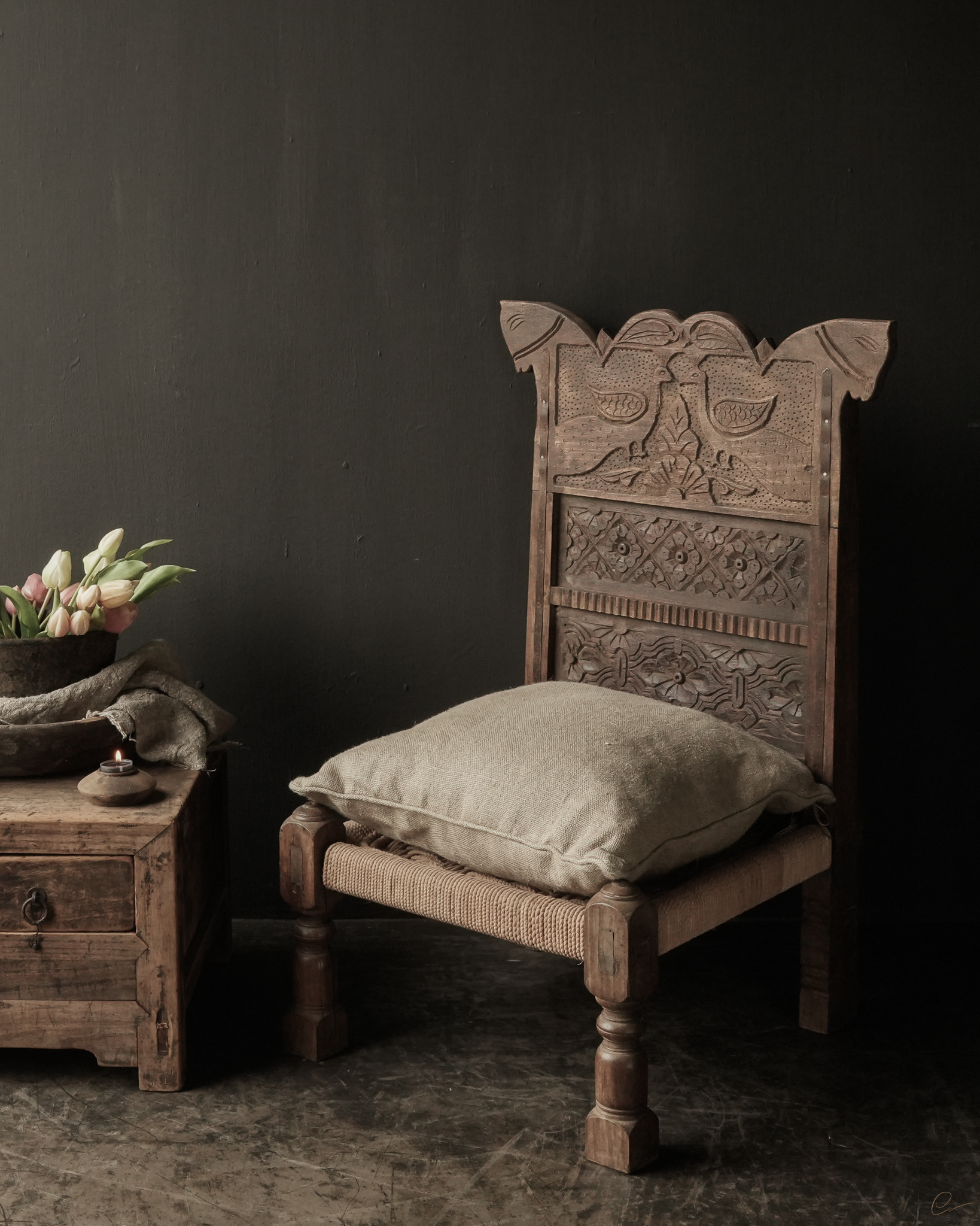 Antiek laag tribal stoeltje met nieuwe zitting - HerbersLifestyle