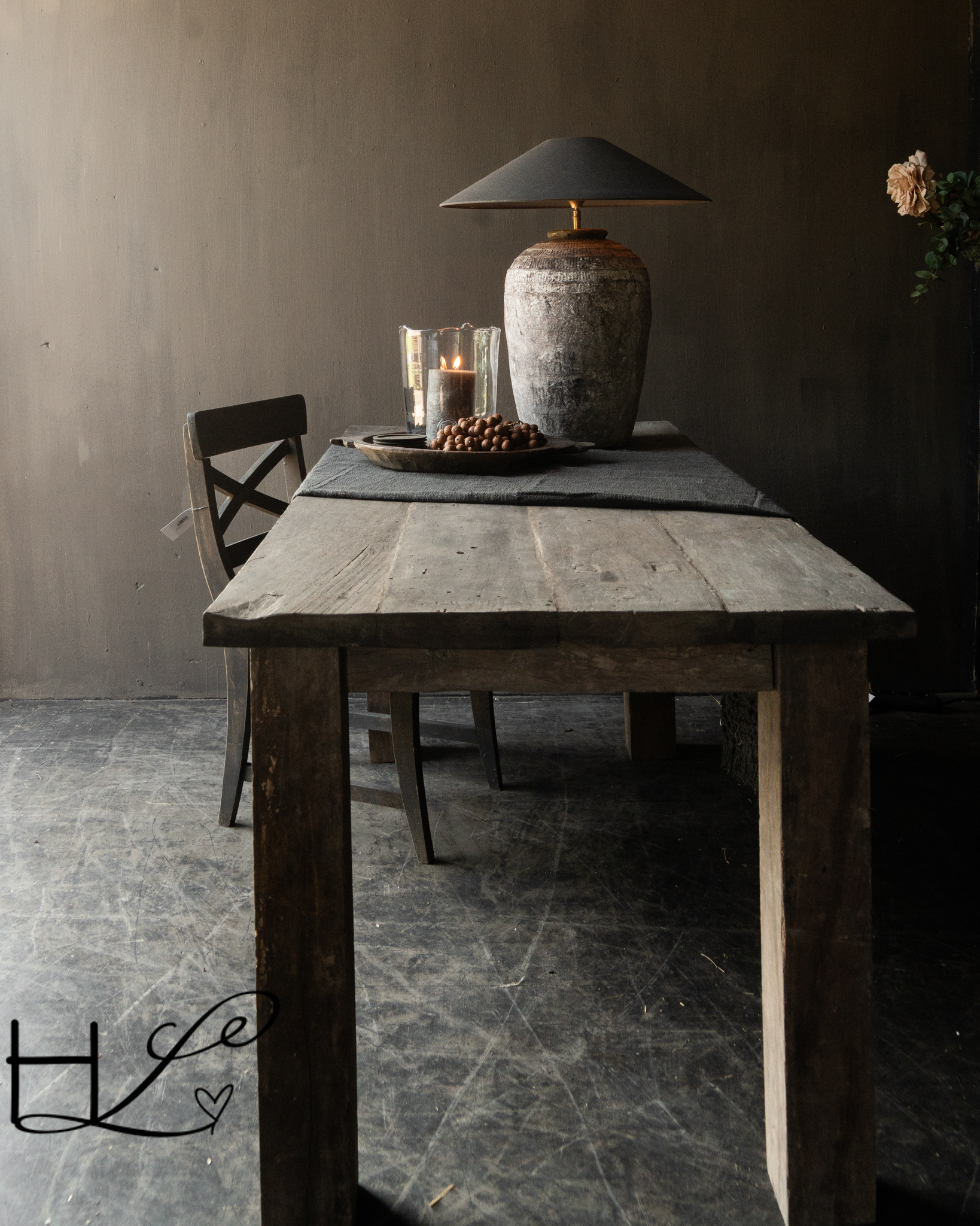 Stoer oud houten old farm eetkamer tafel Aura Peeperkorn - HerbersLifestyle
