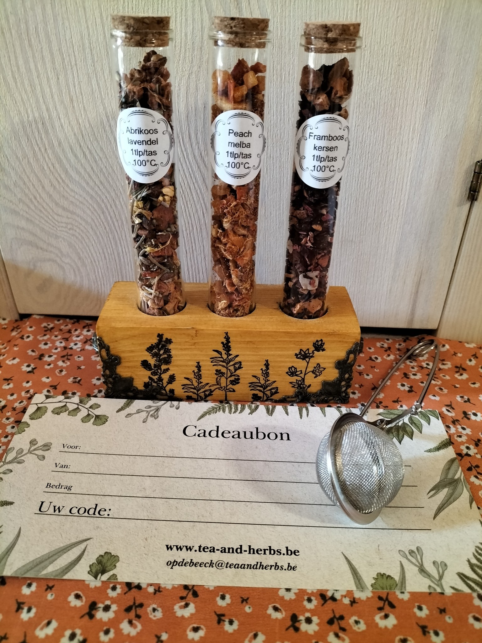 Houten staander met 3 proefbuisjes thee, theetang en evt.cadeaubon ...