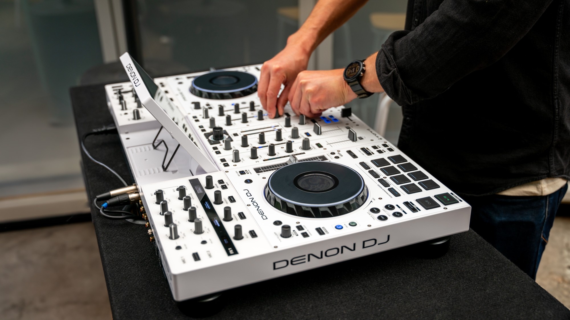 Denon Prime 4+ all-in-one DJcontroller limited WHITE edition - Dutch DJ ...