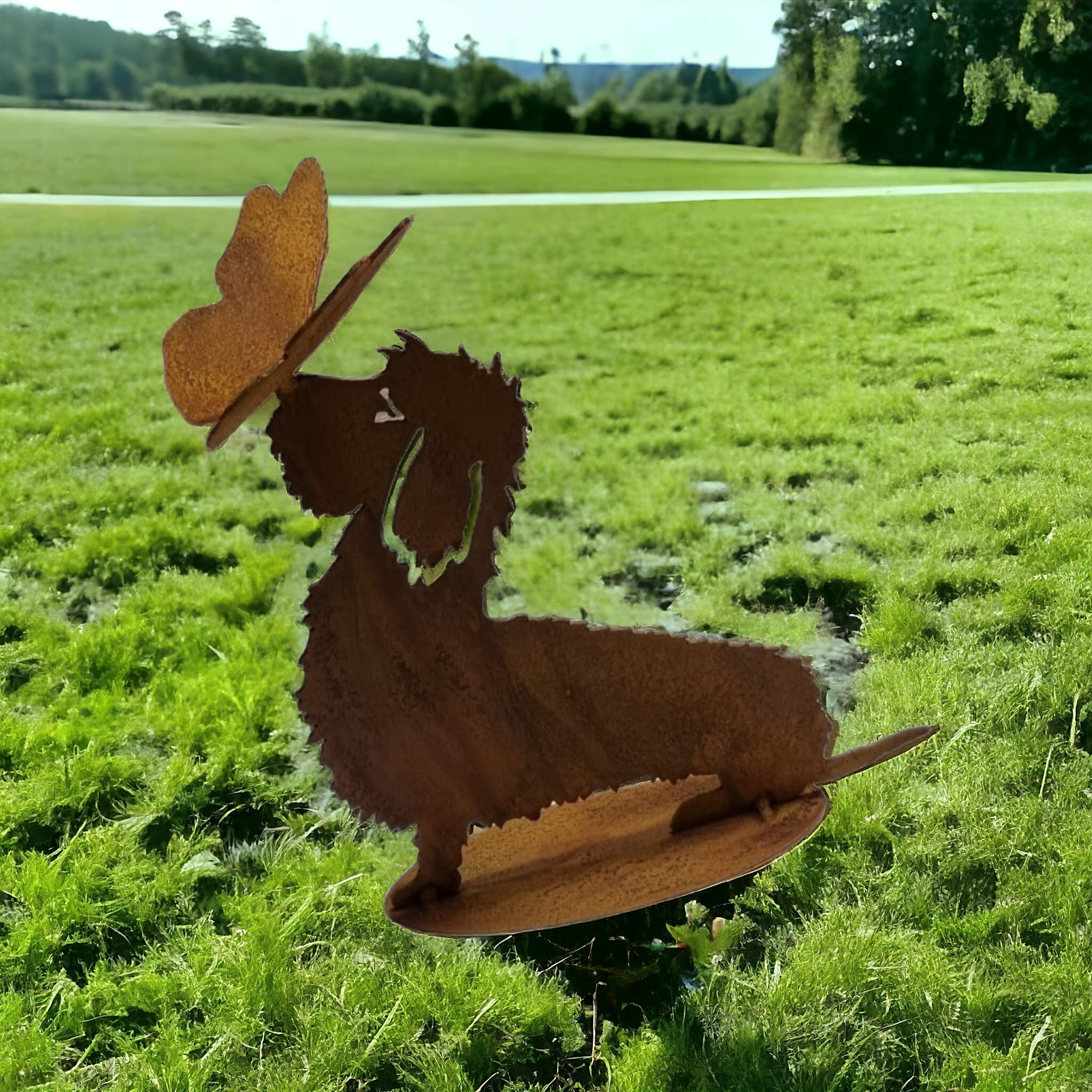 Tuinbeeld Frank de ruwharige Teckel met vlinder - Avantius