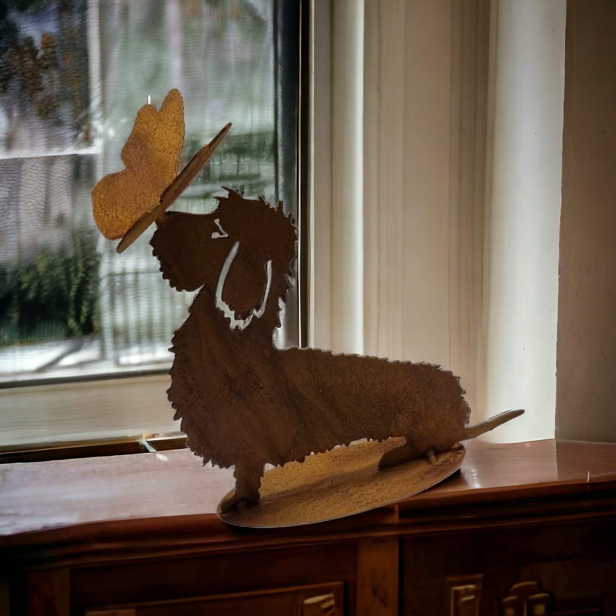 Tuinbeeld Frank de ruwharige Teckel met vlinder - Avantius