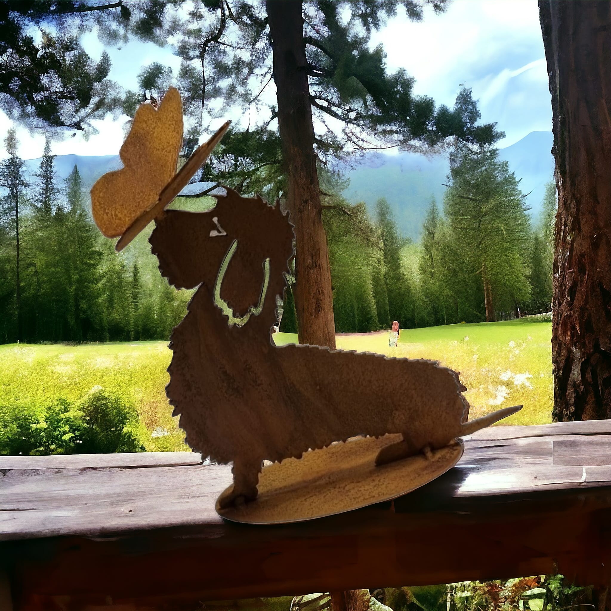 Tuinbeeld Frank de ruwharige Teckel met vlinder - Avantius