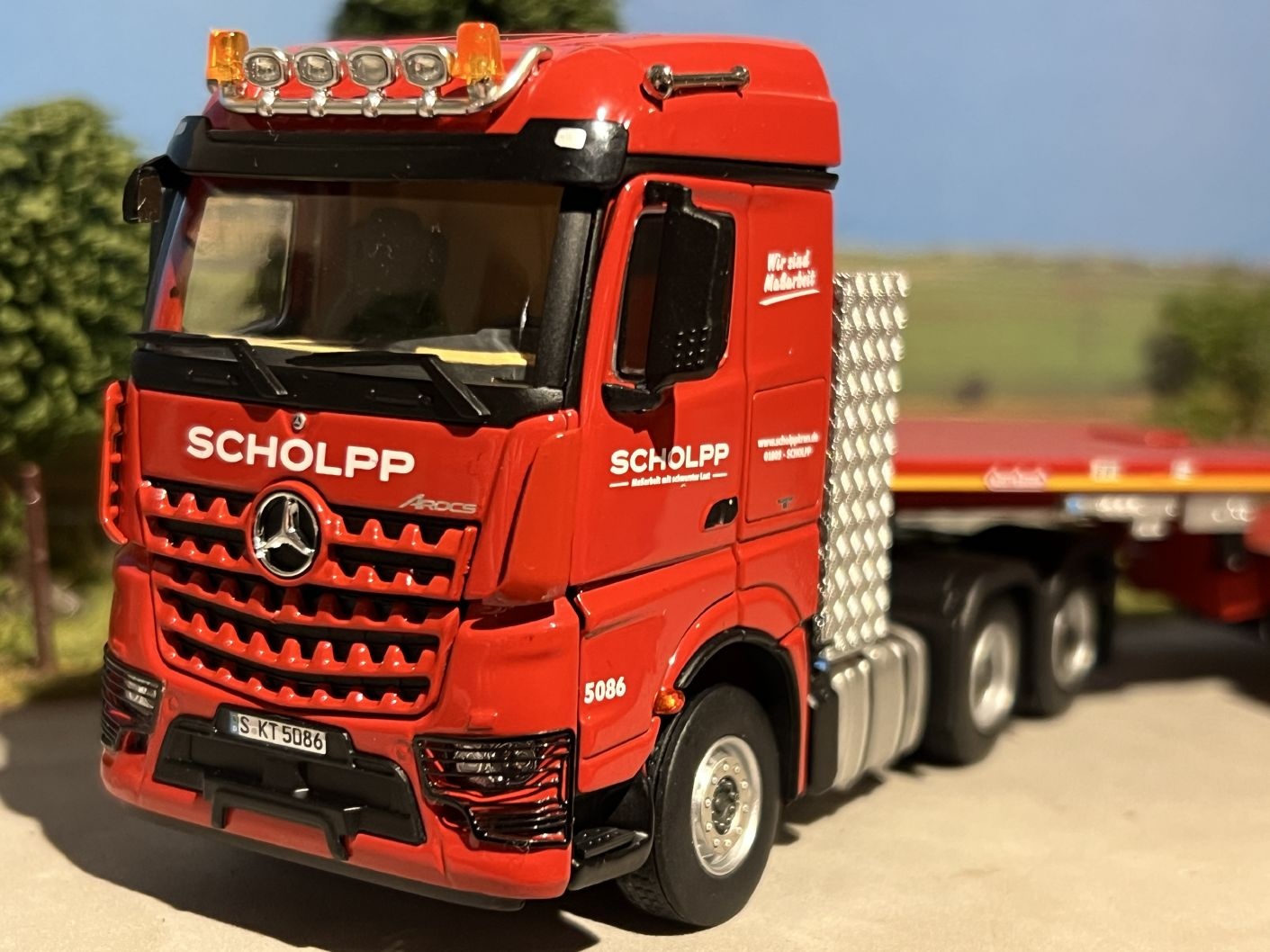 IMC Mercedes Arocs StreamSpace 6x4 with Nooteboom 7-axle MCO semi lowl - Miniatuurshop.com