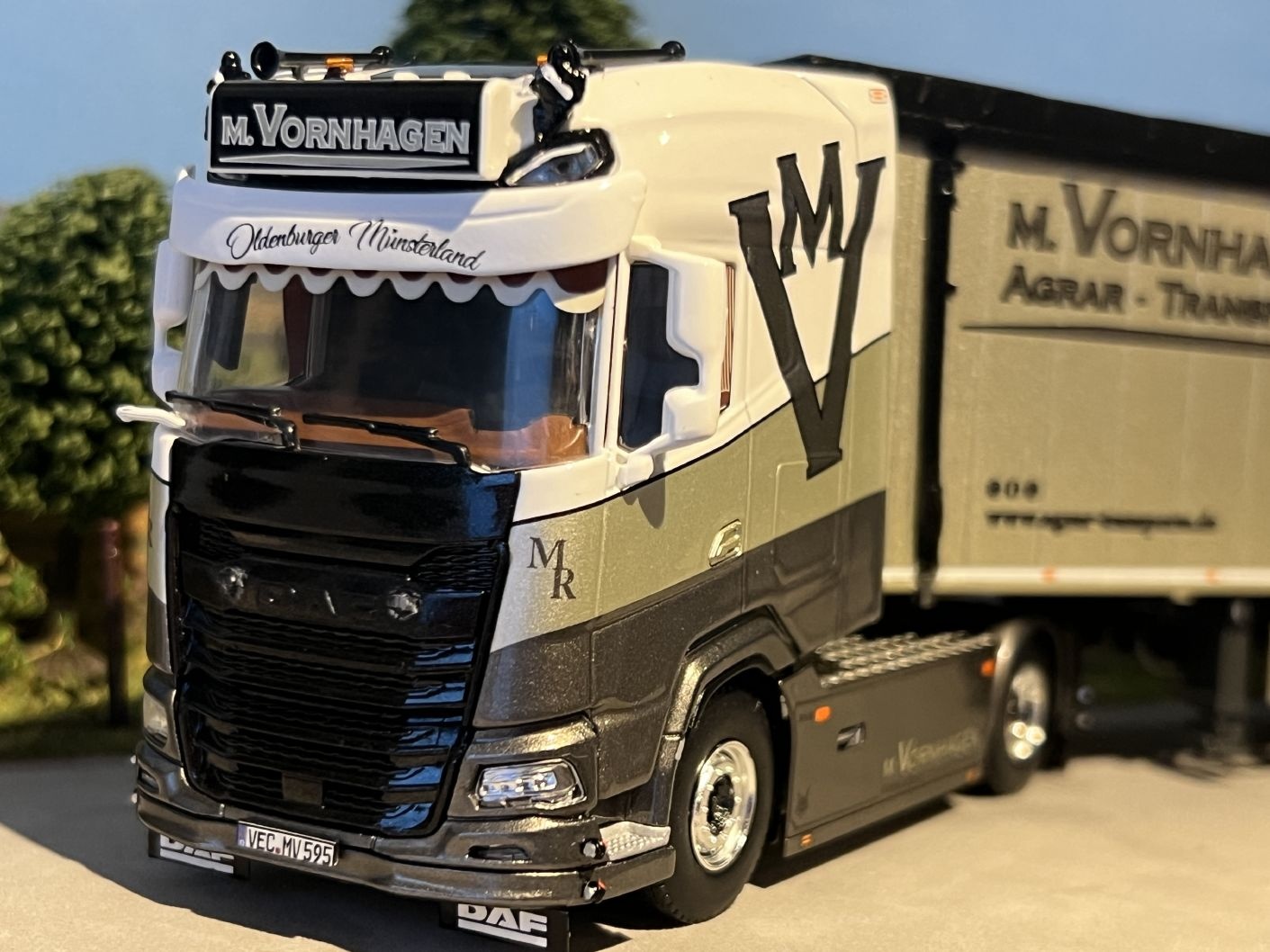 WSI DAF XG+ 4x2 + 3-axle cargo floor trailer M. Vornhagen ...