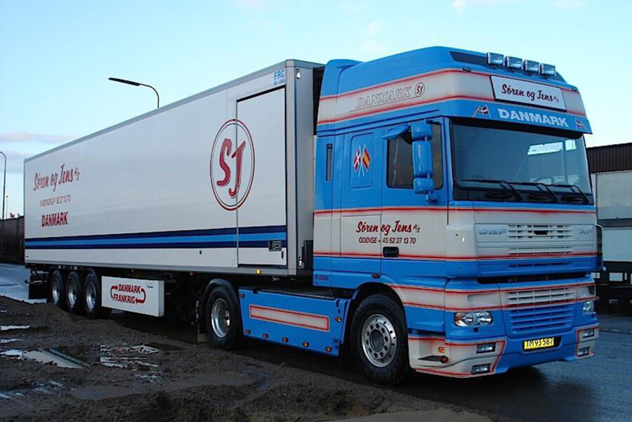 WSI DAF XF95 Super Space cab 4x2 met 3-assige koeloplegger SOREN OG J ...