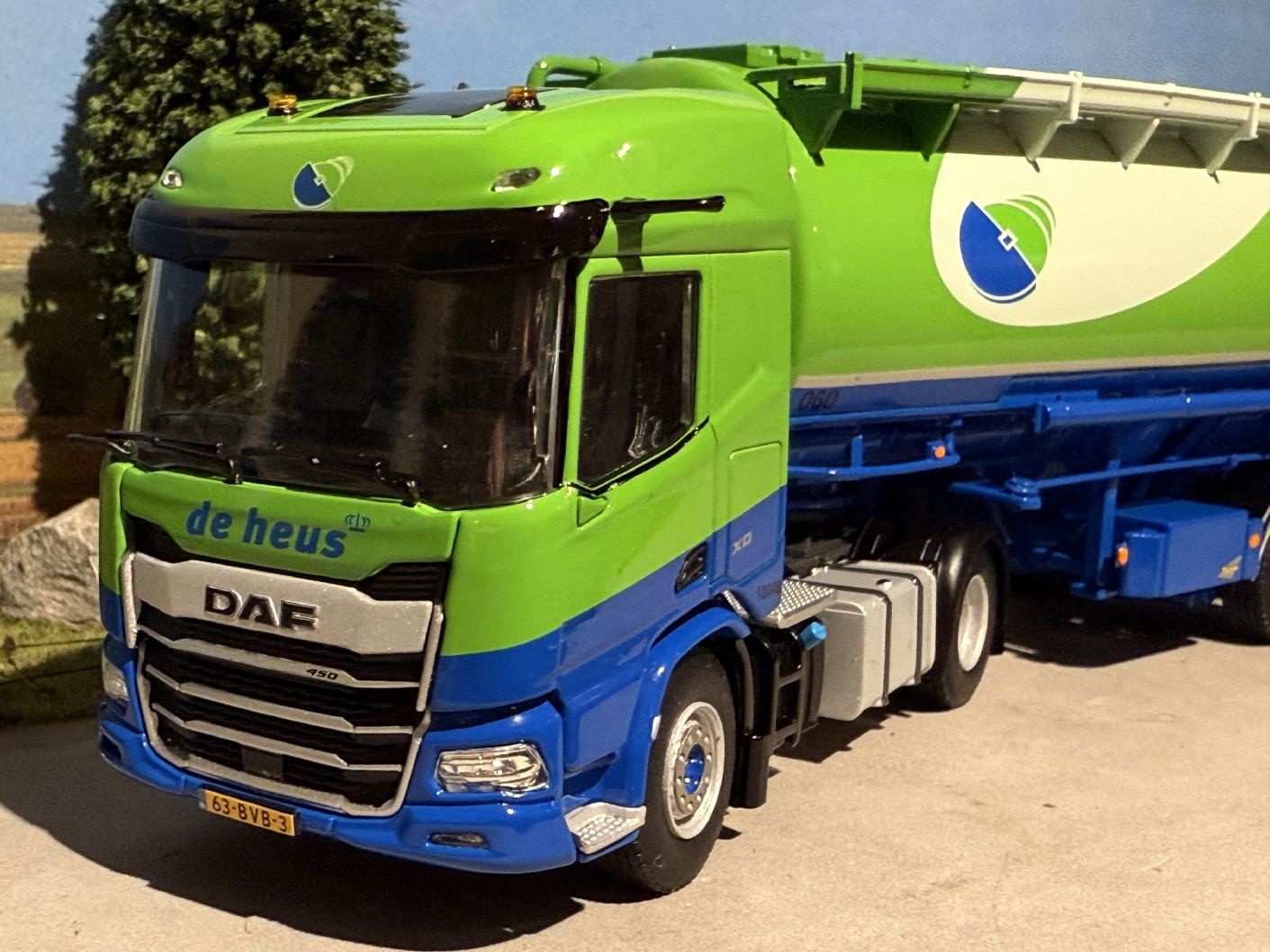 WSI DAF XD SH 4x2 met 3-as veevoer bulk trailer DE HEUS VOEDERS ...