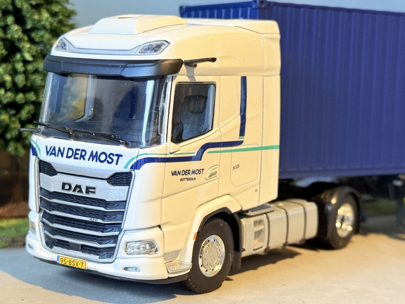WSI DAF XG 4x2 + 3-axle container trailer + 40ft. container VAN DER MO ...