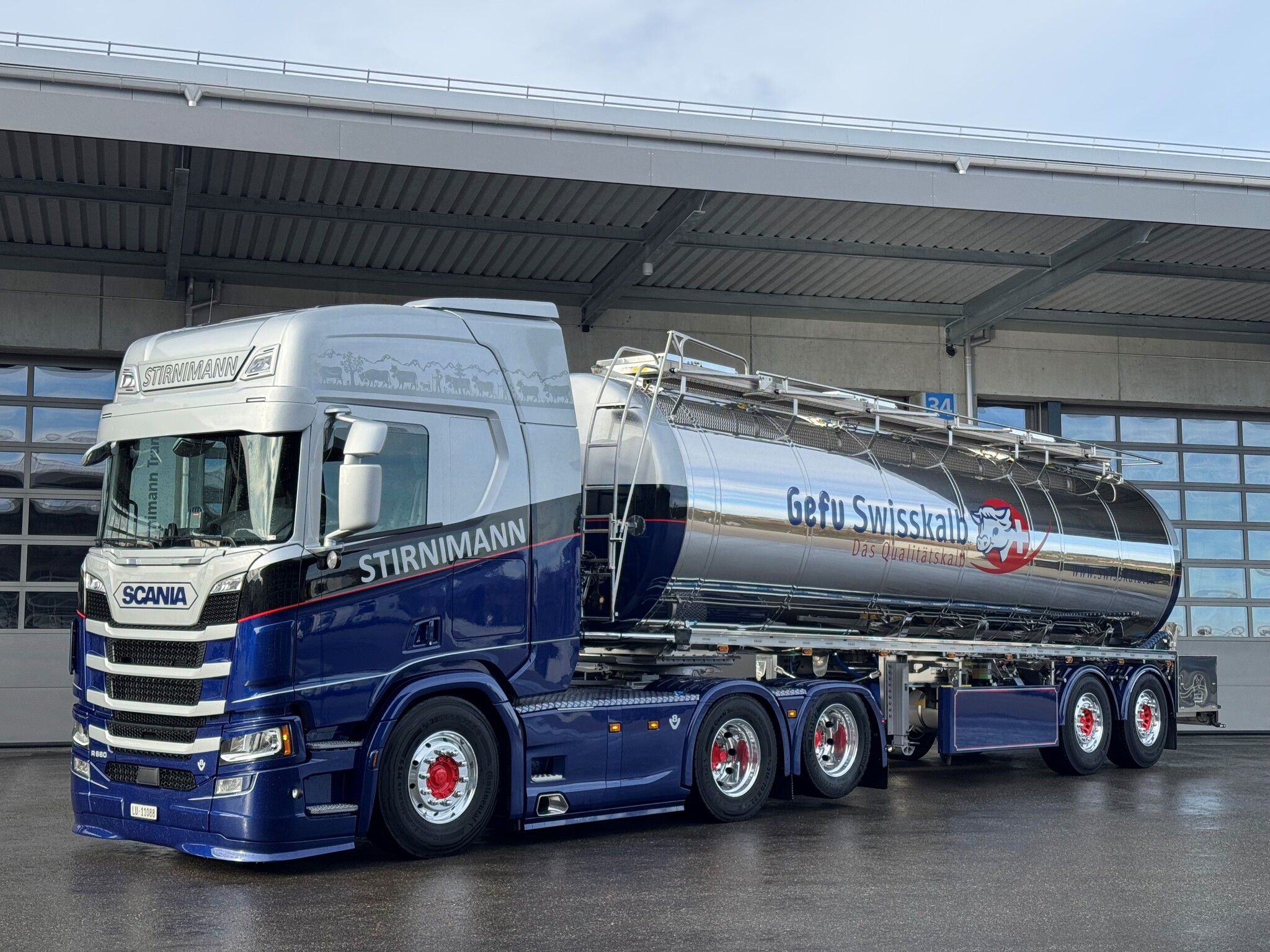 WSI Scania S660 6x2 with 3-axle Ekeri box trailer STUART HARVEY Bristo ...