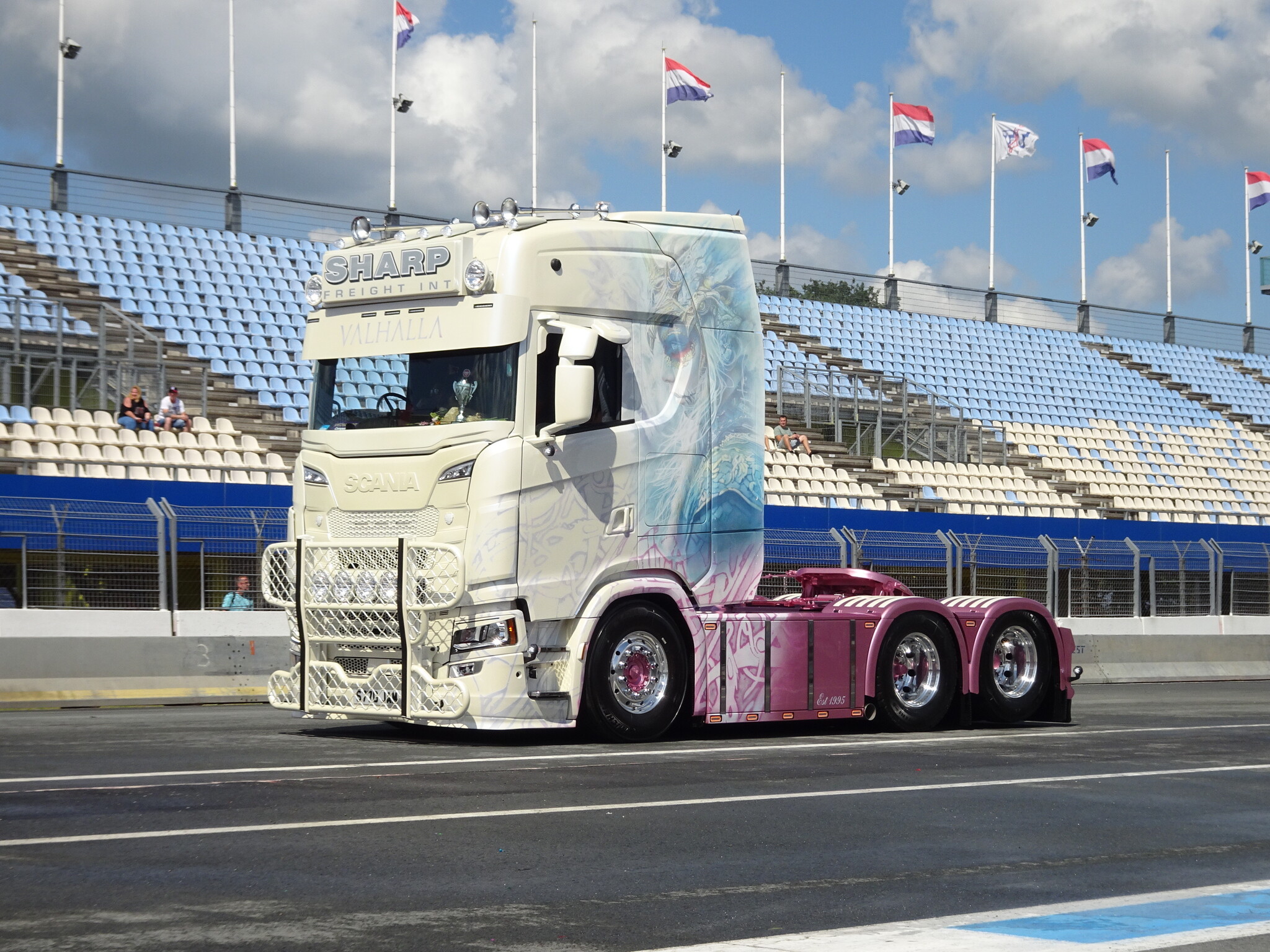 Tekno Scania NGS Highline 6x2 JOE SHARP - VALHALLA - Miniatuurshop.com