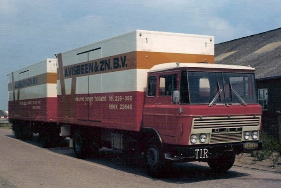 WSI DAF 2600 Rigid box truck 4X2 + 3-axle box trailer VISBEEN ...