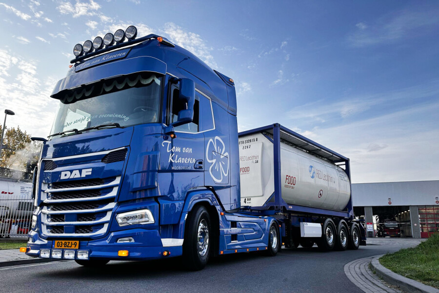 WSI DAF XG+ 4x2 with 3-axle 30ft container trailer + 20ft container TO ...