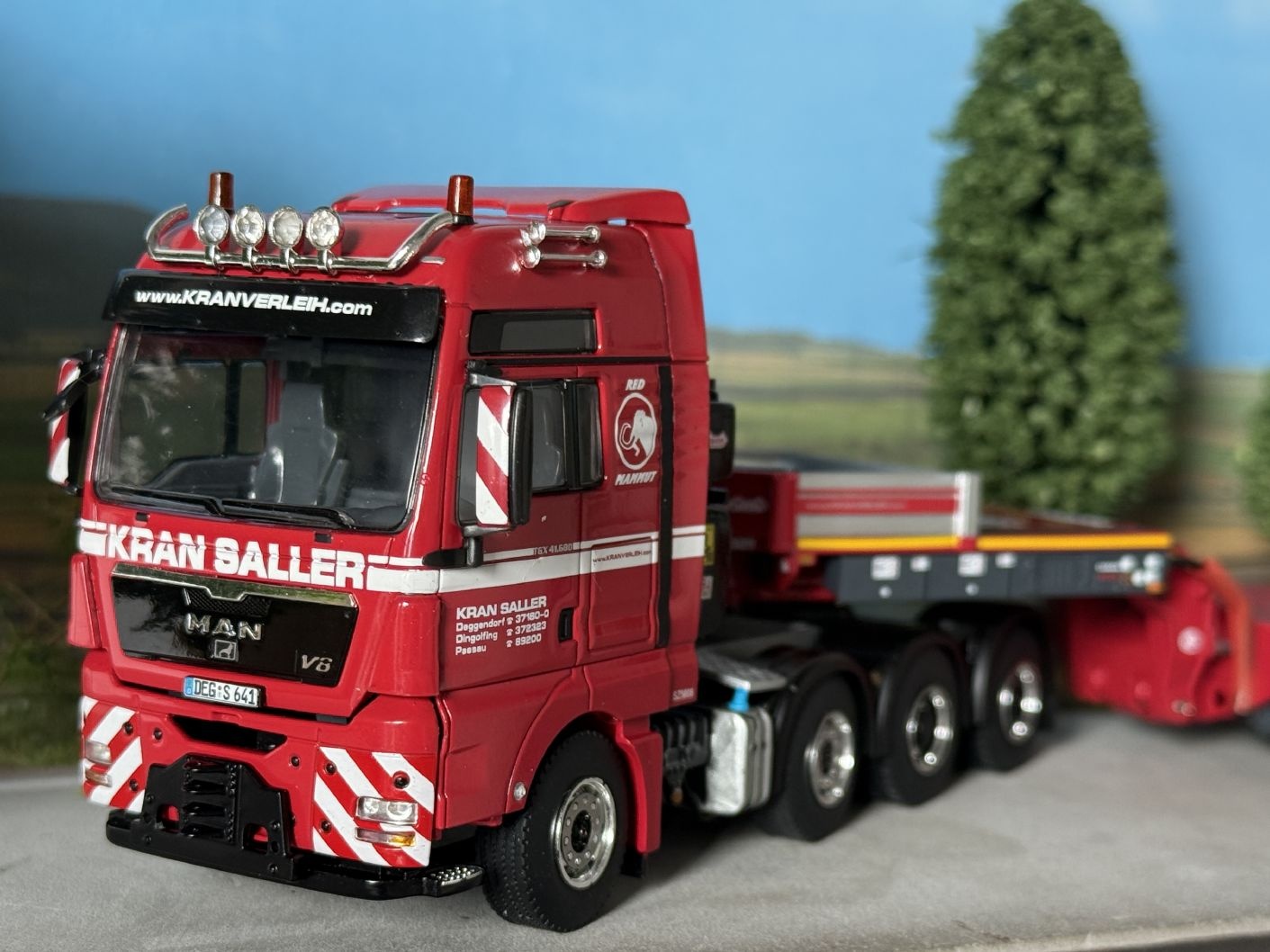 WSI MAN TGX XXL 8x4 met euro lowloader + interdolly KRAN SALLER ...