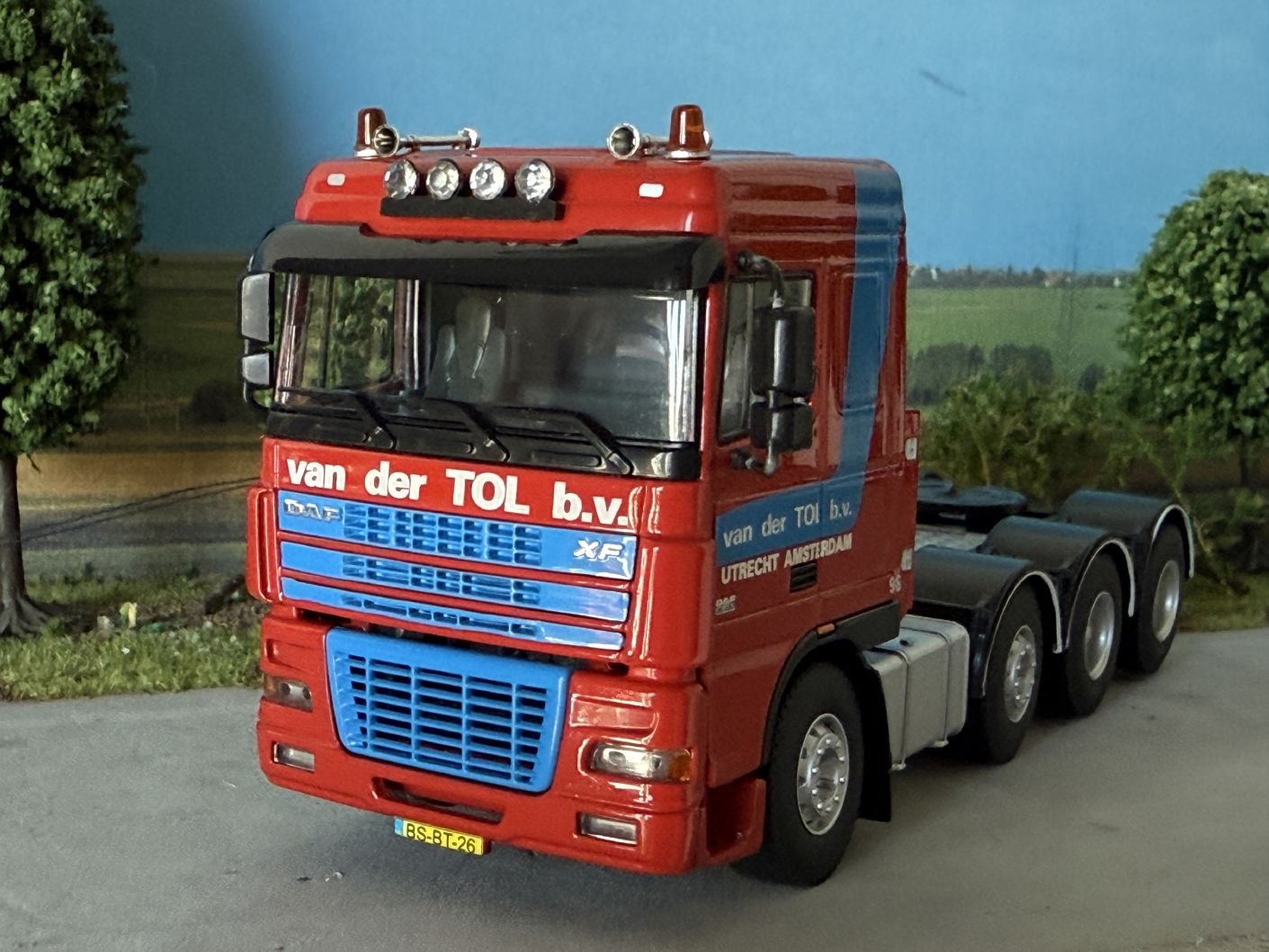 WSI DAF 95XF Space Cab 8x4 VAN DER TOL - Miniatuurshop.com