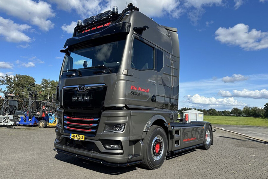 WSI MAN TGX GX with 3-axle semi-lowloader DE KRUIF MACHINES STROE ...