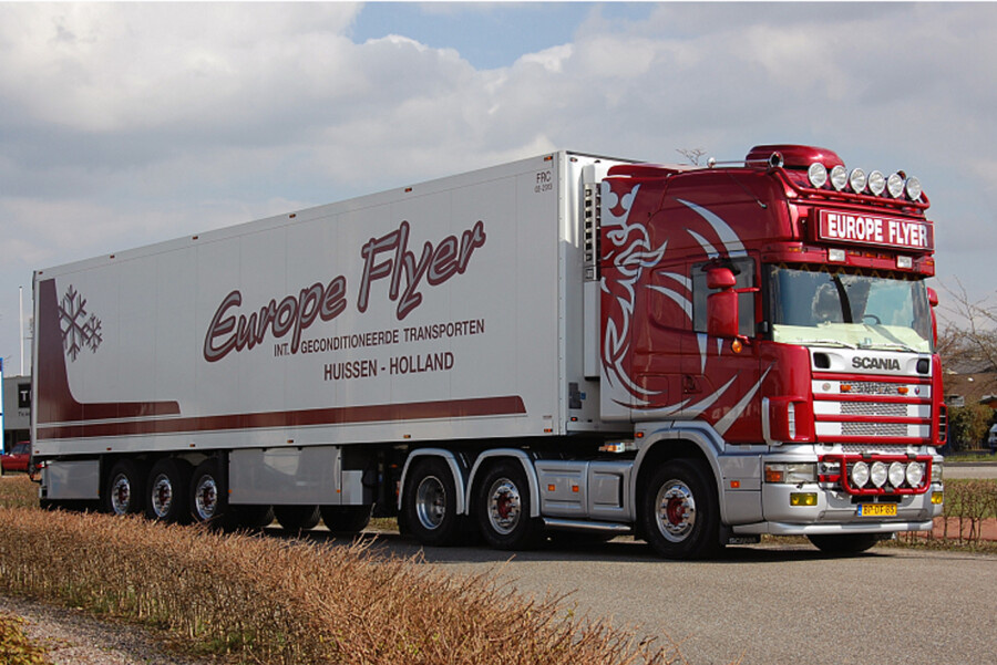 WSI Scania 4-serie Topline 4x2 with 3-axle reefer trailer EUROPE FLYER ...