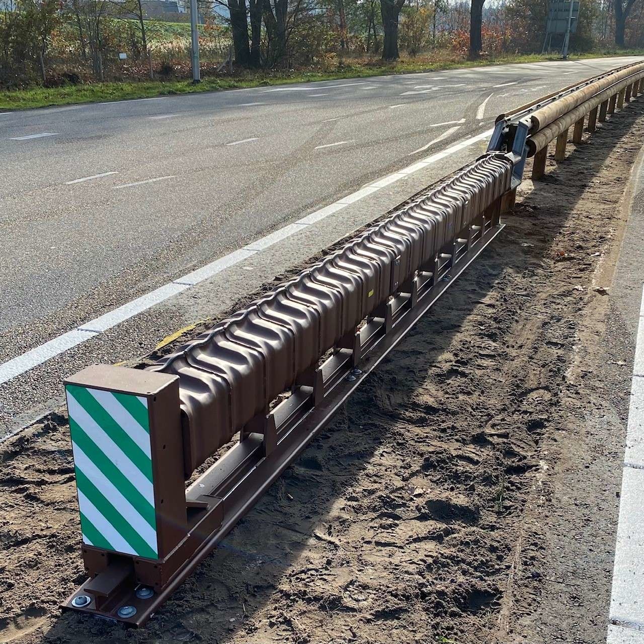 Beveilig het begin van houten vangrail met in kleur gespoten Ermes ...