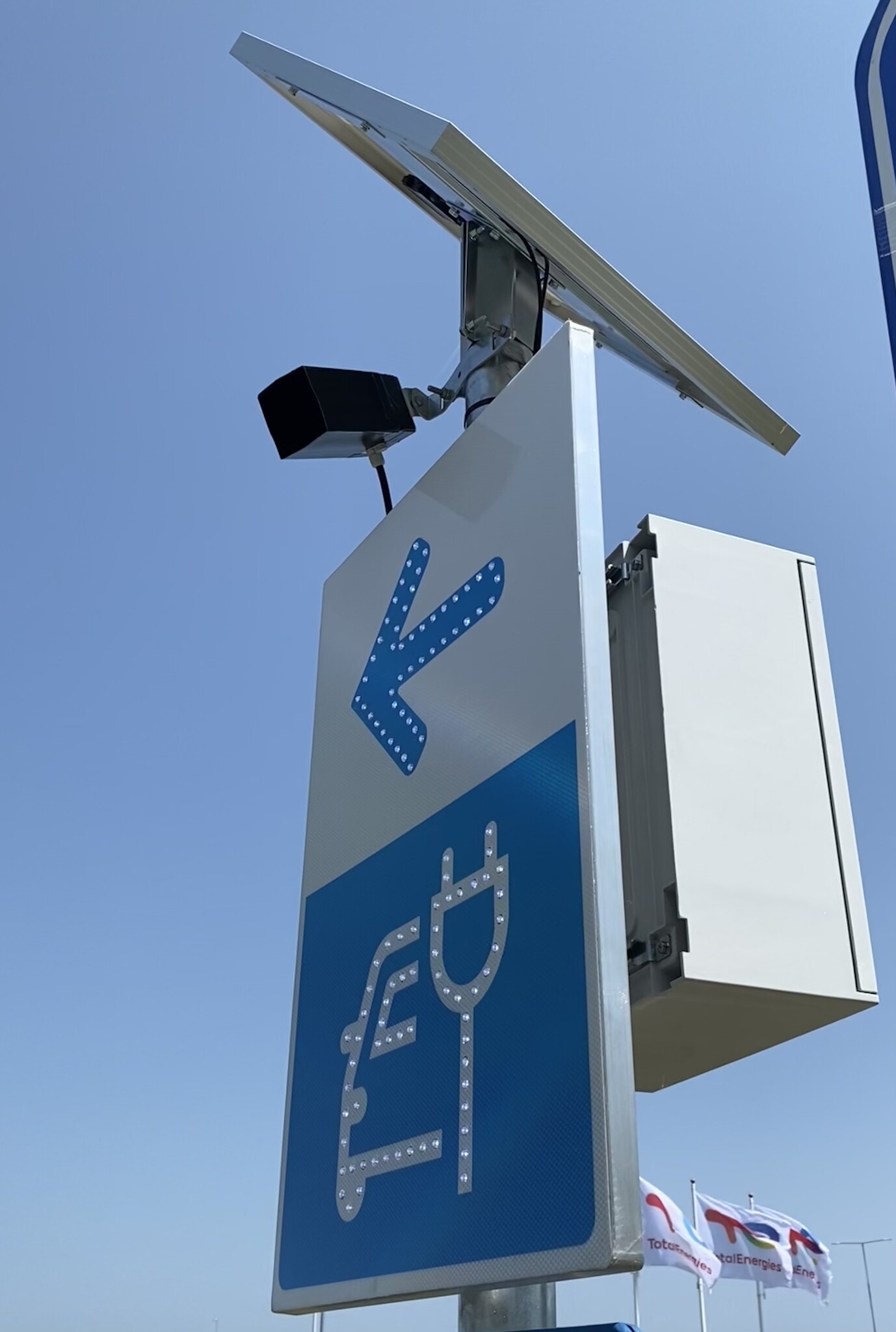 Opvallende verwijzing met Solar LED EV-borden - Traffic Safety Systems B.V.