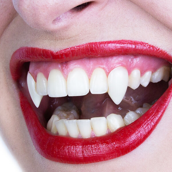 Fangs Vampire Baineann Sexy