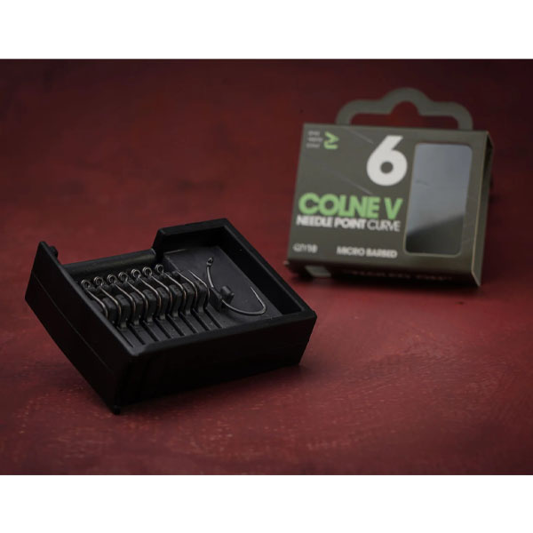 One More Cast Colne-V Needle Point Curve Hooks - Fauna Hengelsport