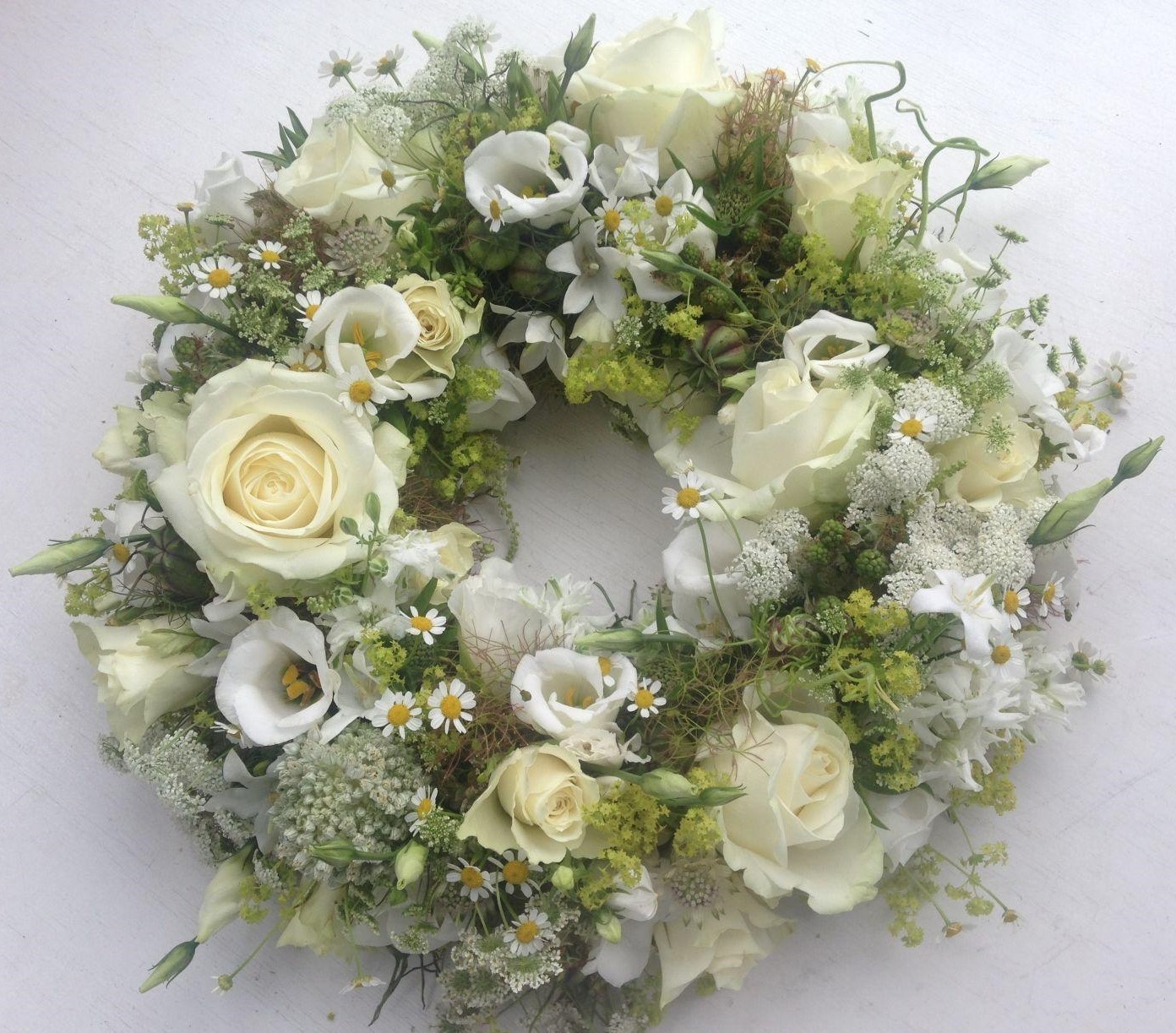 rouwkrans volledig uitgewerkt met veel bloemen in kleur naar keuze ...