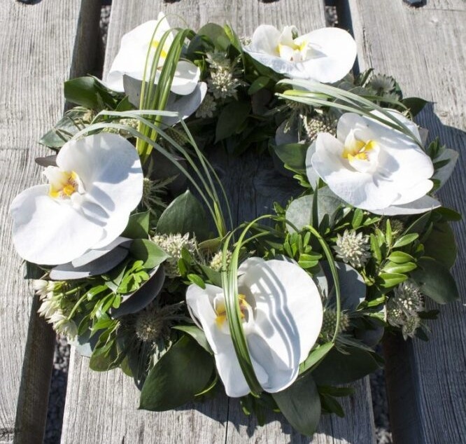 rouwkrans volledig uitgewerkt met orchideeën in beschikbare kleur ...