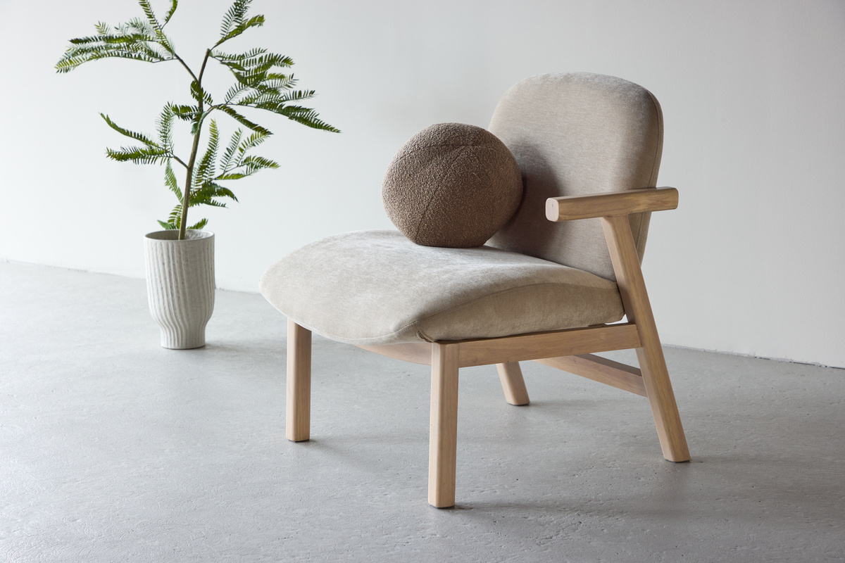 Rile Sessel Beige – Moderner Sessel mit Holzarmlehnen - Möbel Hedistone