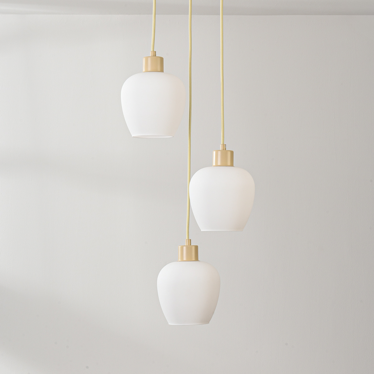 Moderne hanglamp Stockton - beige met melkwit glas, 3-lichts - LumenXL.nl
