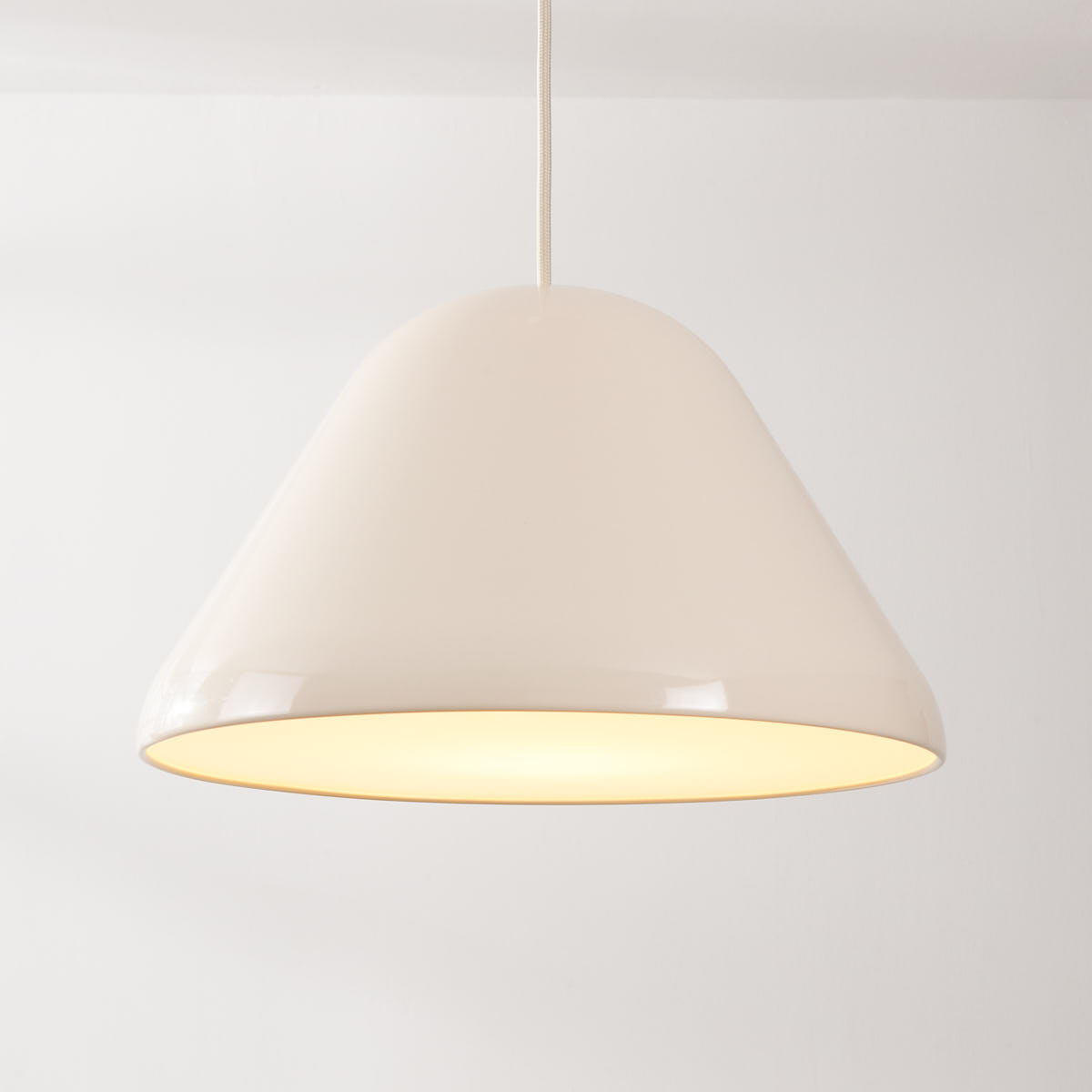 Hanglamp Calyx in glanzend licht beige met witte binnenkant - LumenXL.nl