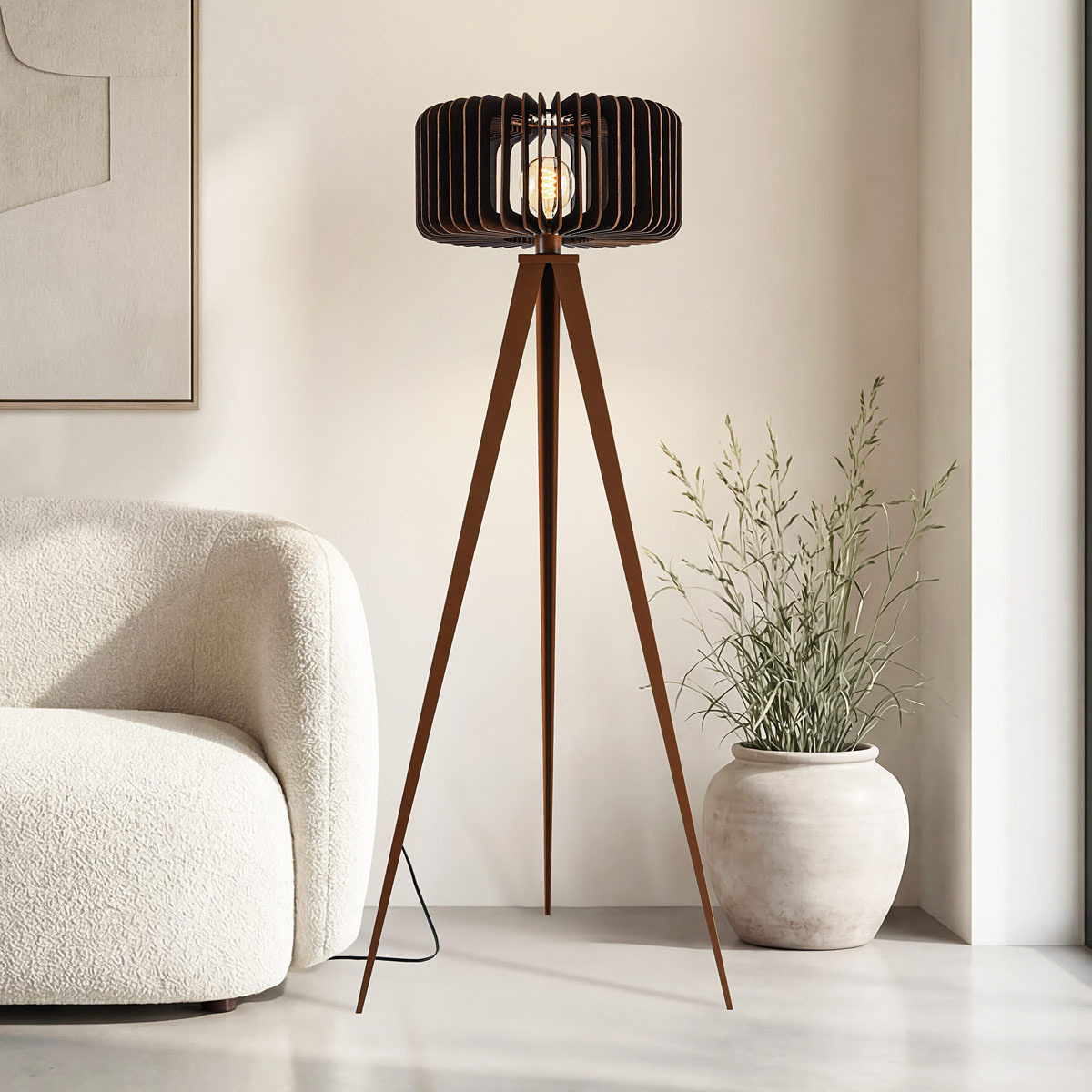 Vloerlamp Oakly met metalen driepoot en lamellenkap in walnootlook ...