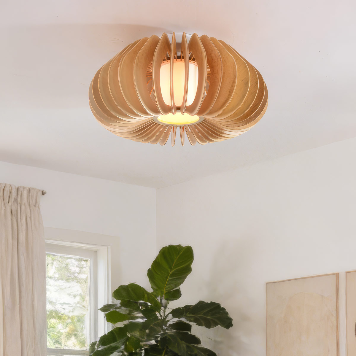 Plafondlamp Roia met houten lamellen en diffuser in open, ronde vorm ...
