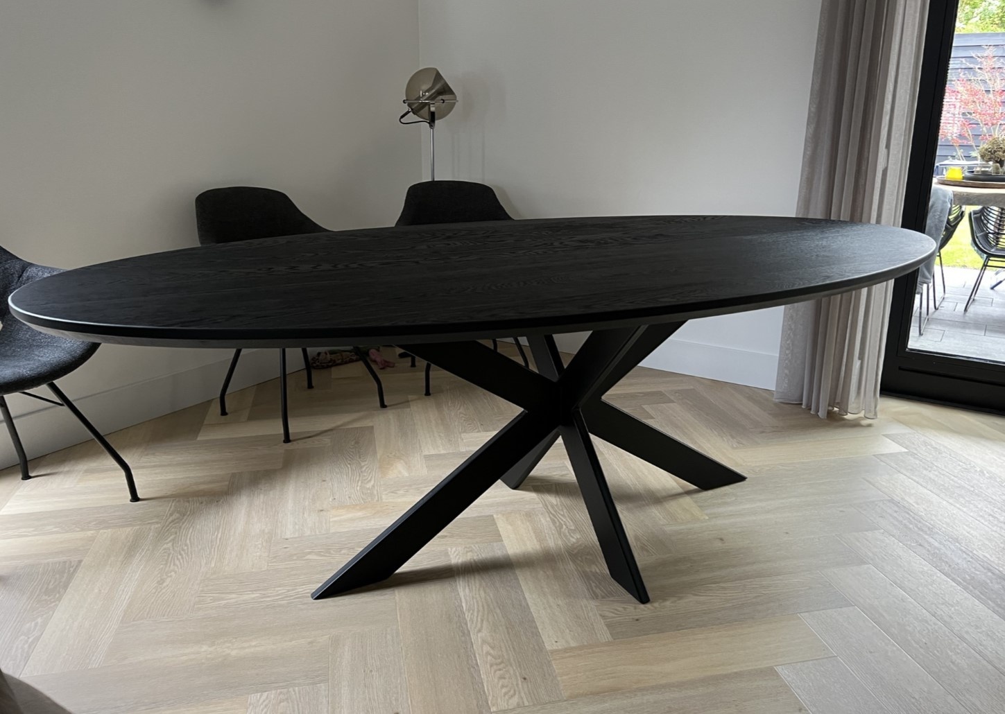 Keuzehulp: Hoe kies je een ovale eettafel voor 6 personen? - Houtentafelshop.nl