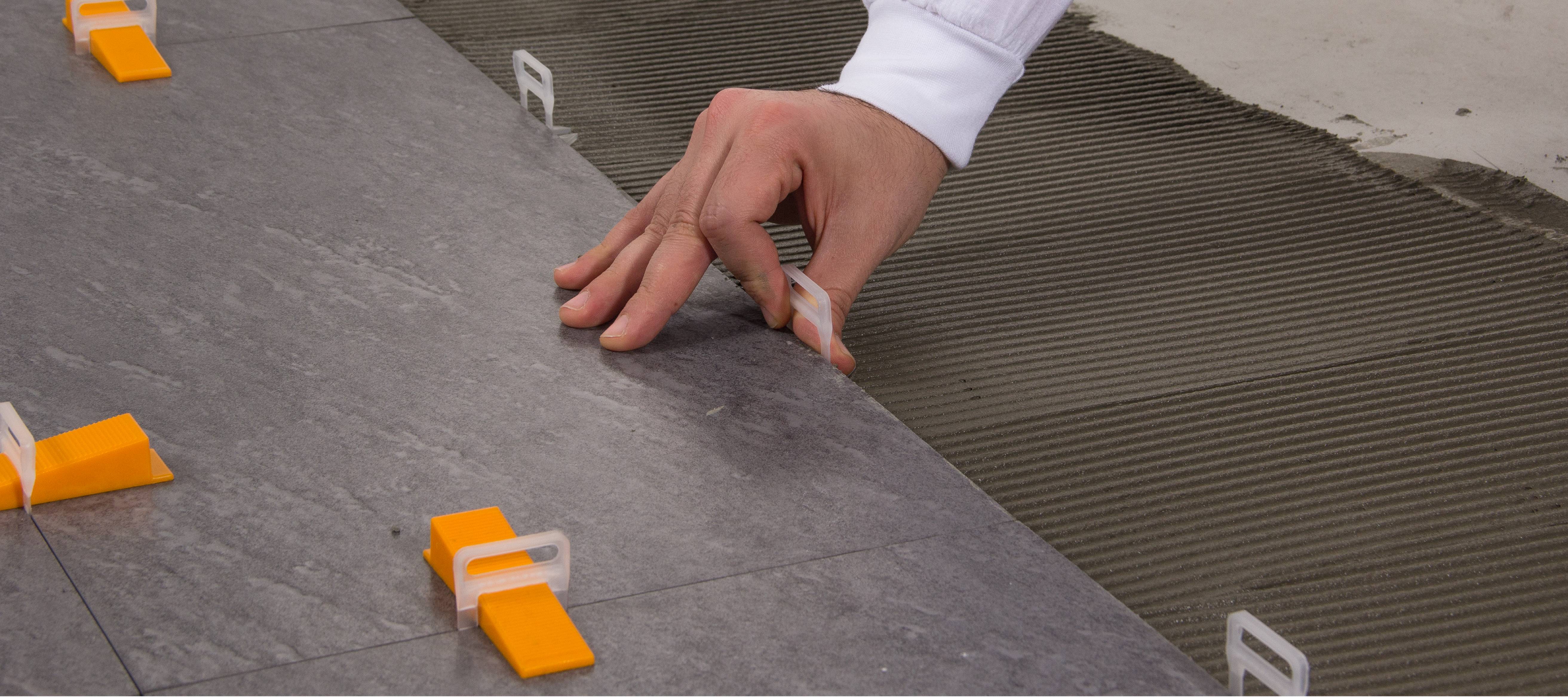 Tegel leveling met de producten van Fix Plus - Fix Plus