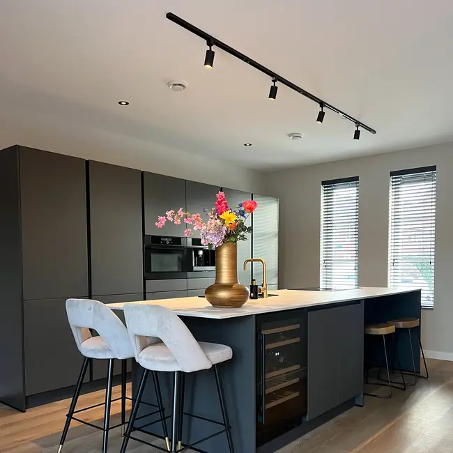 Modern single-phase track system of 1.5 metres with Jill spotlights ...