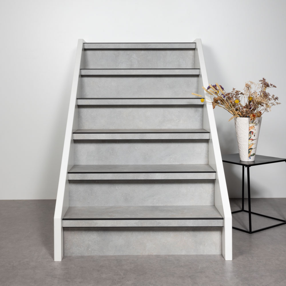 Pvc traprenovatieset in lichte betonlook | Stairscompany - Stairscompany