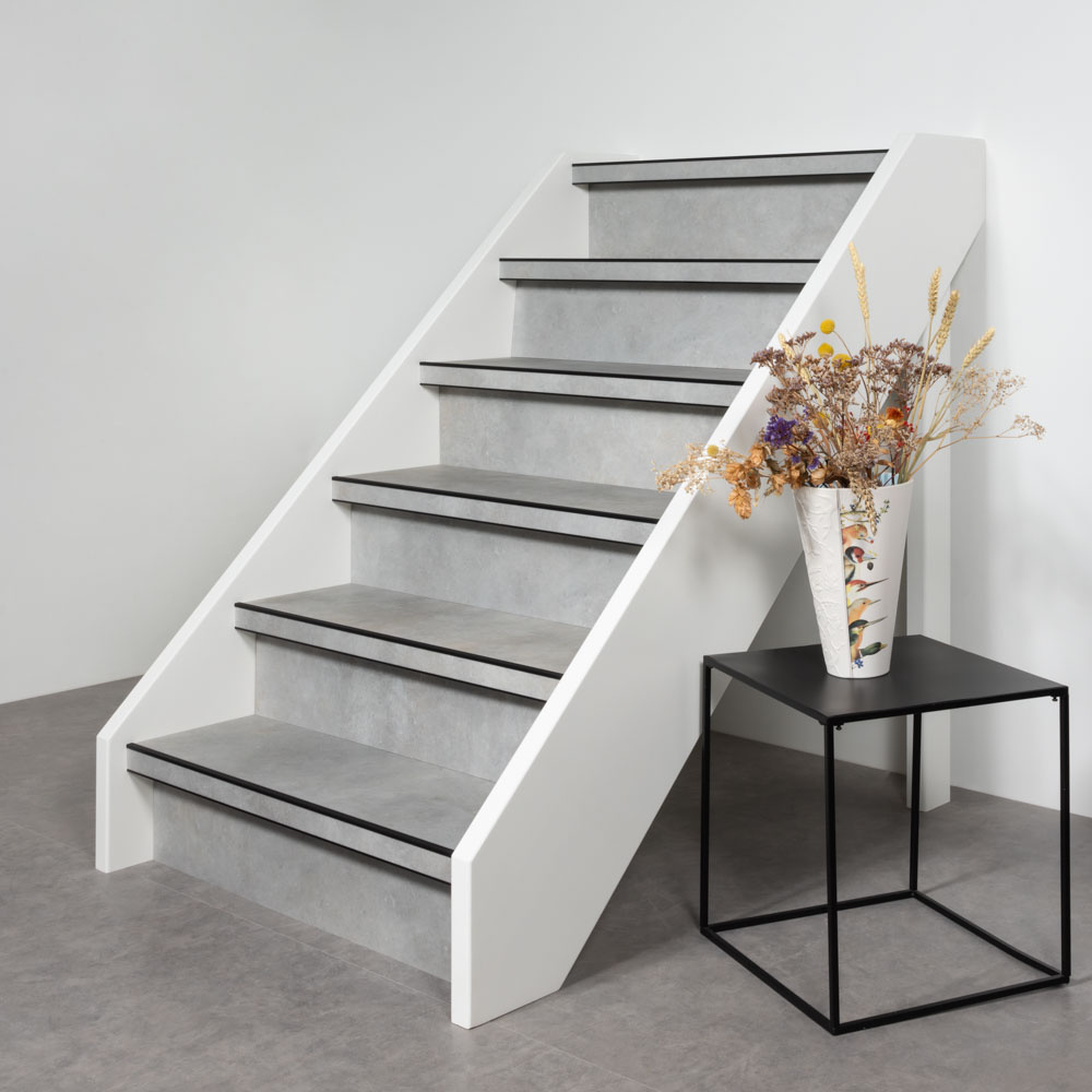 Pvc traprenovatieset in lichte betonlook | Stairscompany - Stairscompany
