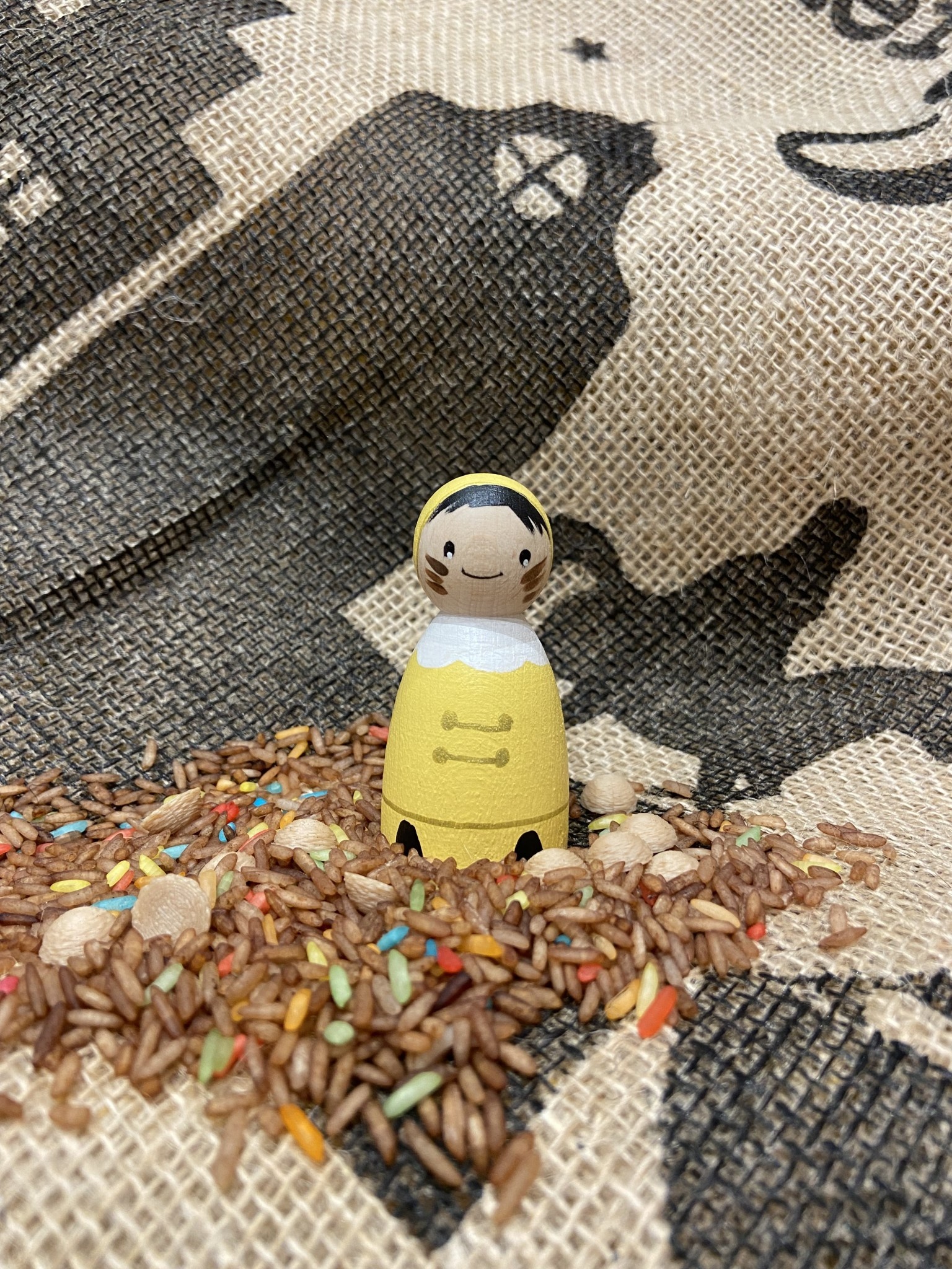 Houten pegdoll piet pastel geel | Kruimel - Kruimel