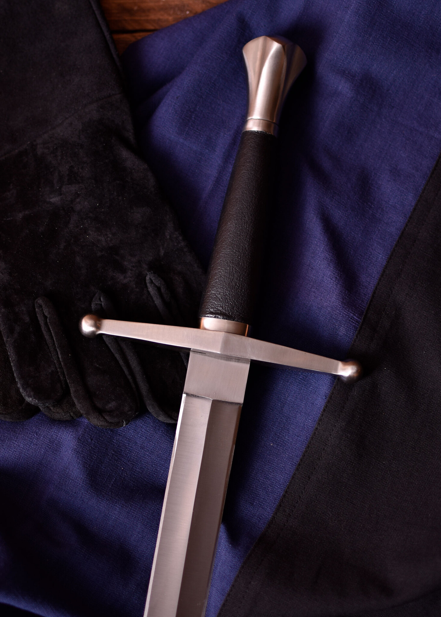 14th century broadsword, hand-and-a-half sword - CelticWebMerchant.com
