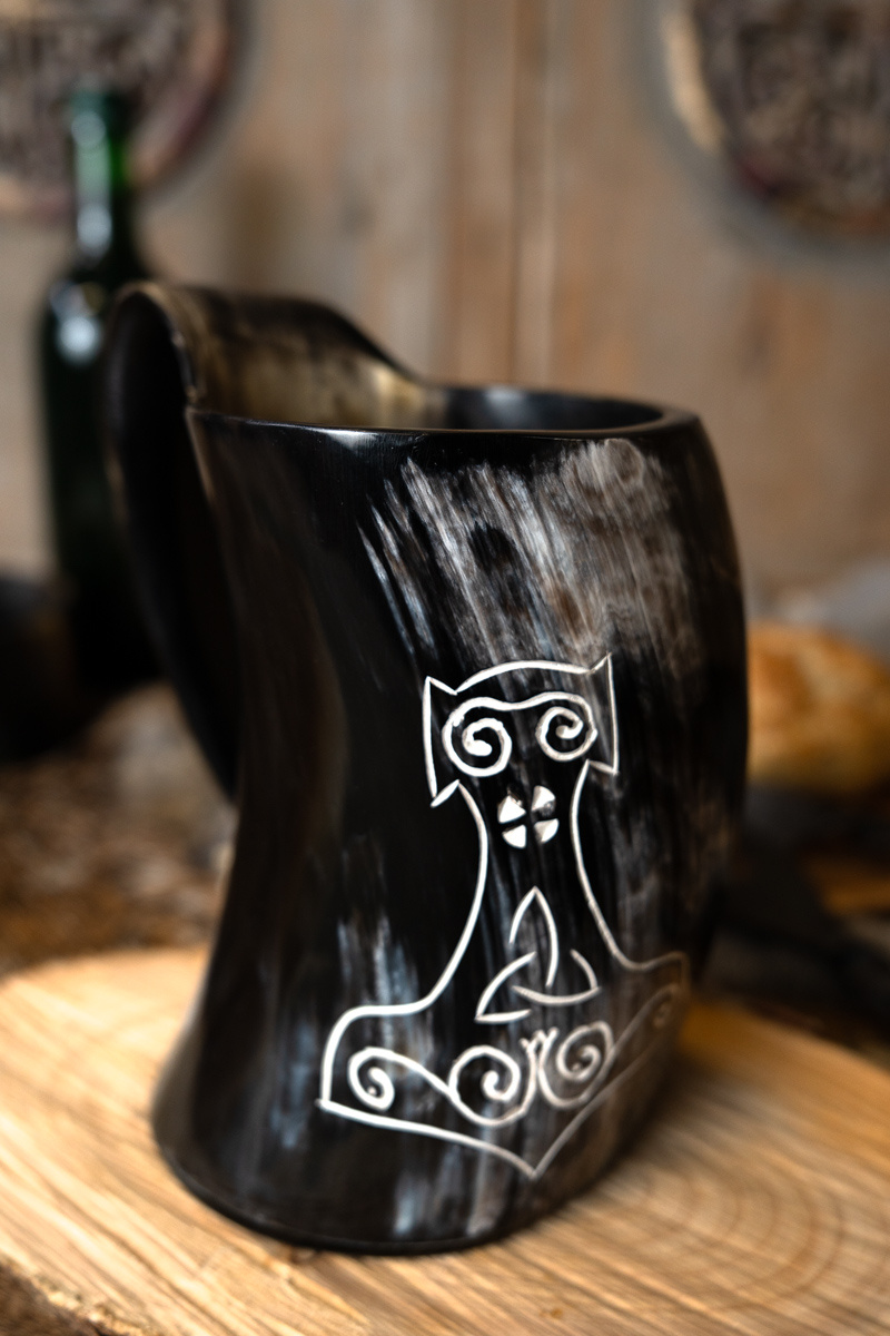 Taza cuerno vikingo con martillo de Thor - CelticWebMerchant.com
